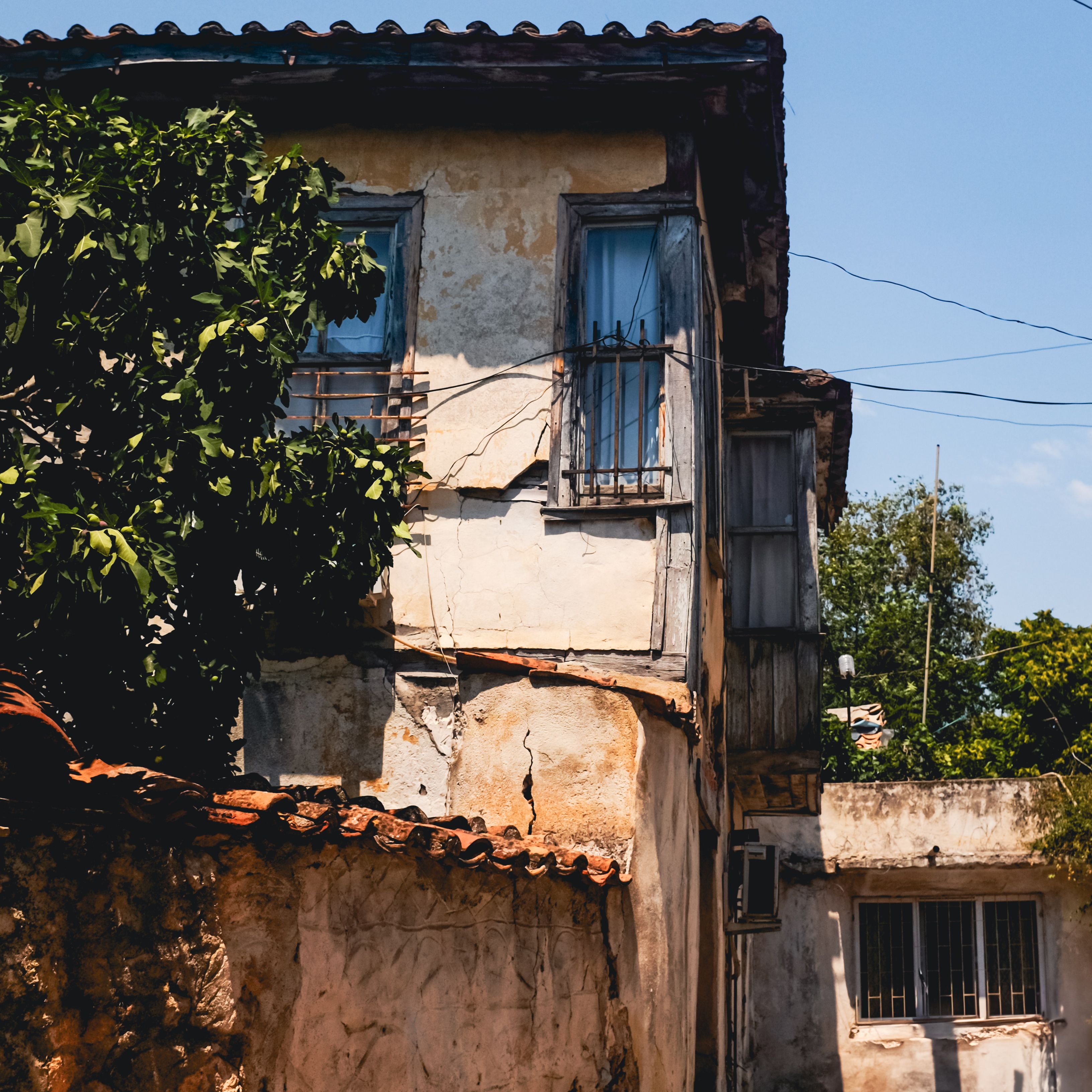 Weathered Old House with Rustic Charm · Free Stock Photo