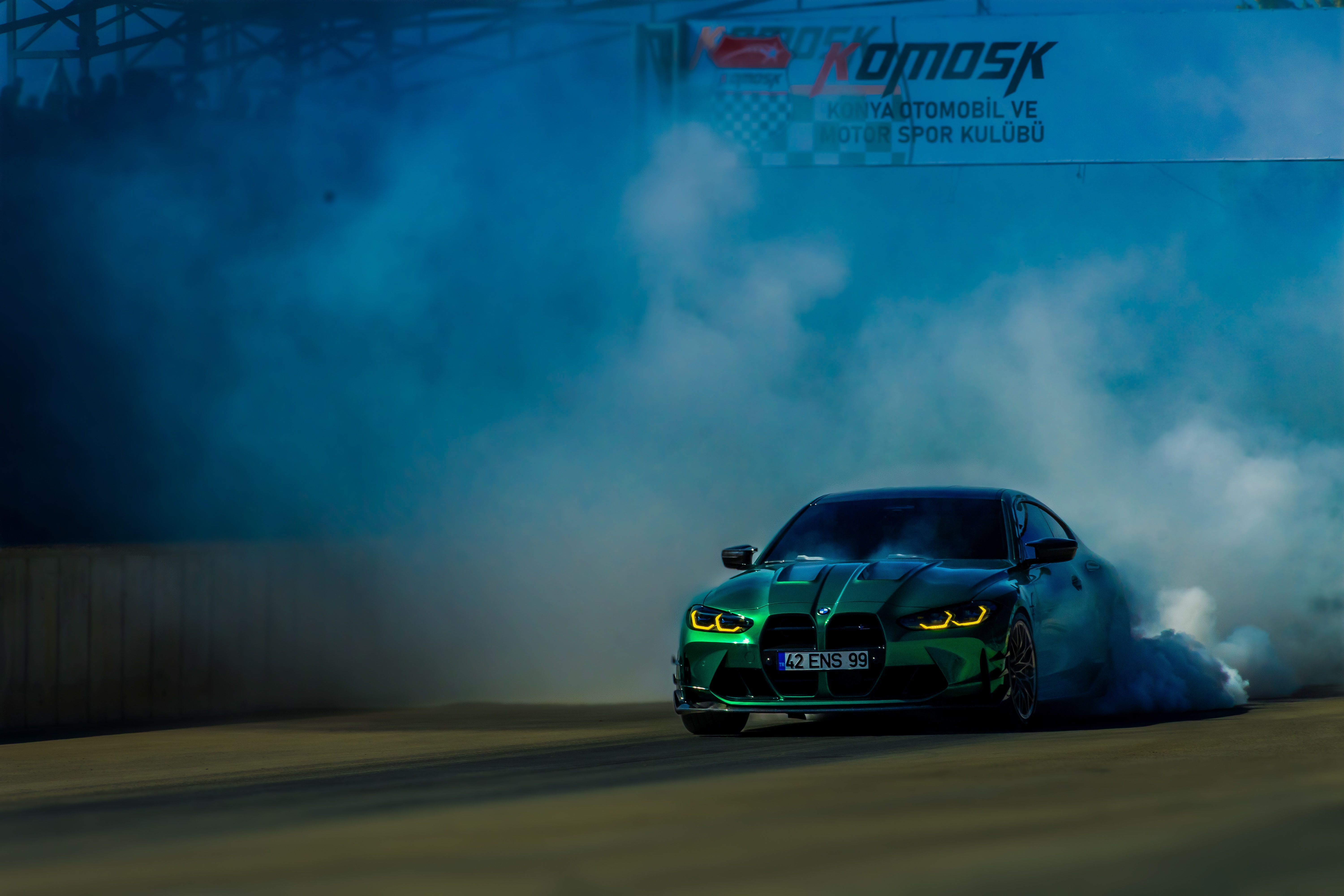 Aksi Drifting Mobil Balap Yang Meriah Di Tengah Asap · Foto Stok Gratis