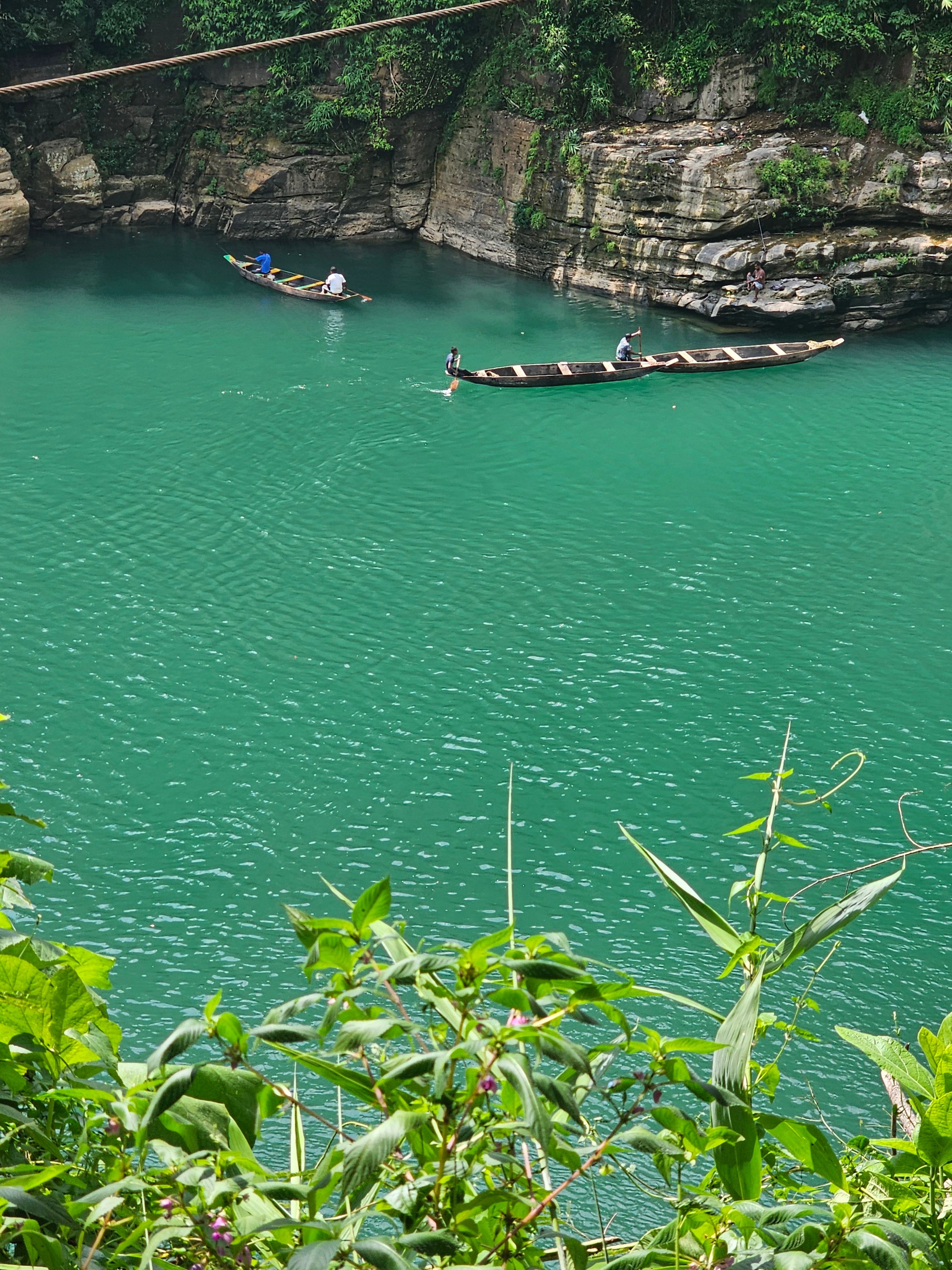 Tranquil River Scene with Boats and Cliffside · Free Stock Photo
