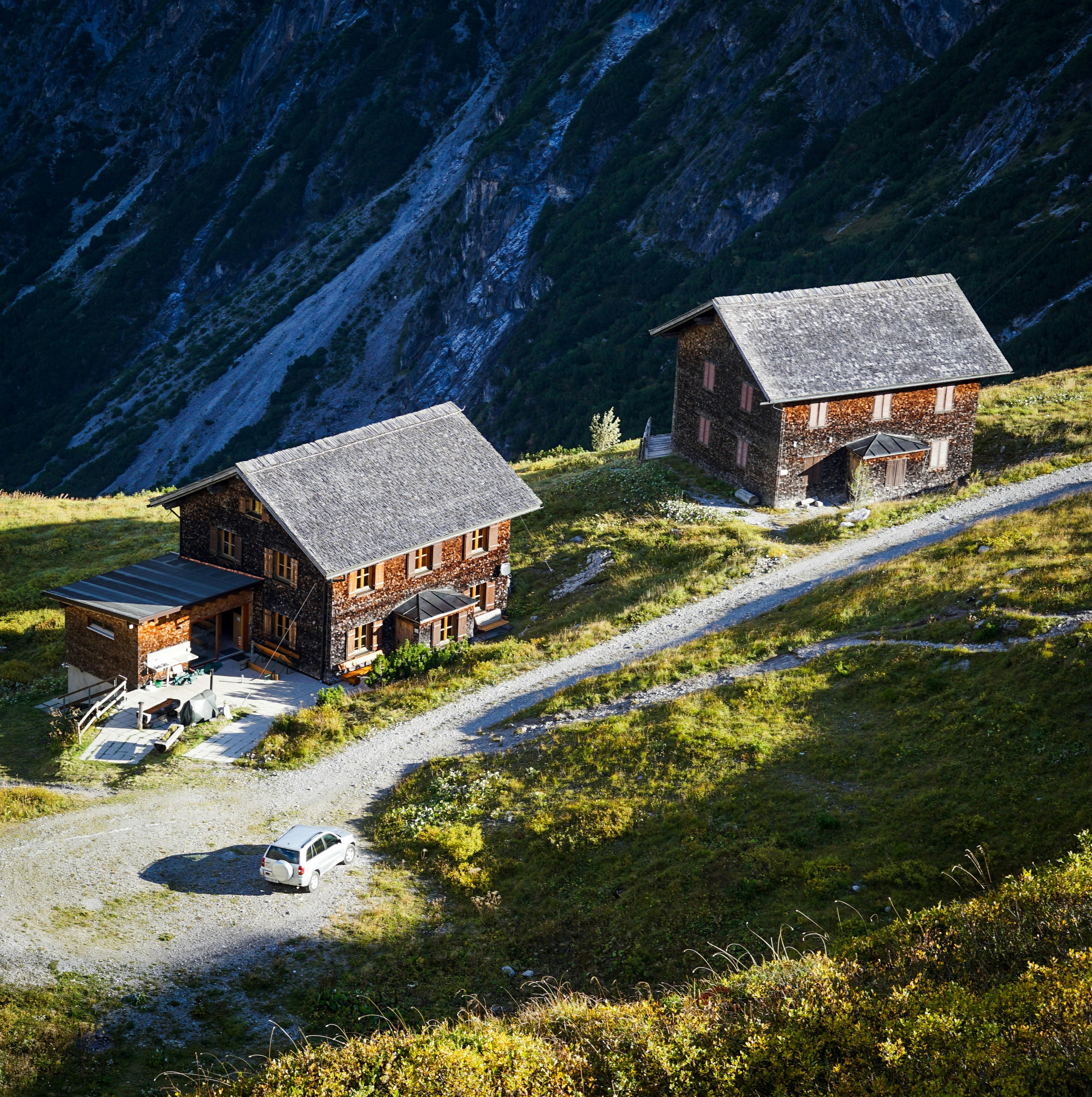 Rustic Mountain Cabins in Scenic Valley Setting · Free Stock Photo