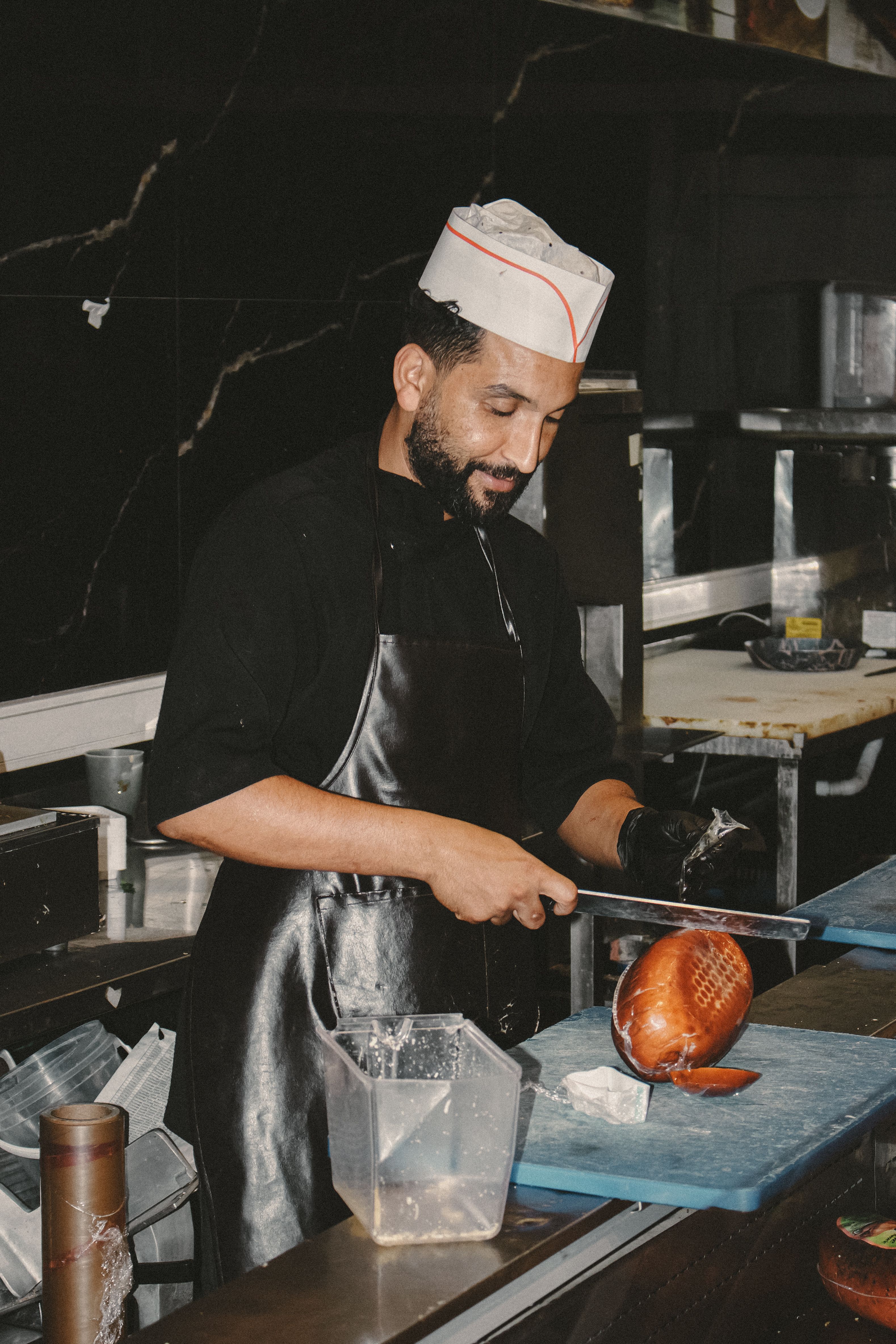 Chef Preparando Un Jamón Ahumado En Una Cocina Profesional. · Foto de ...