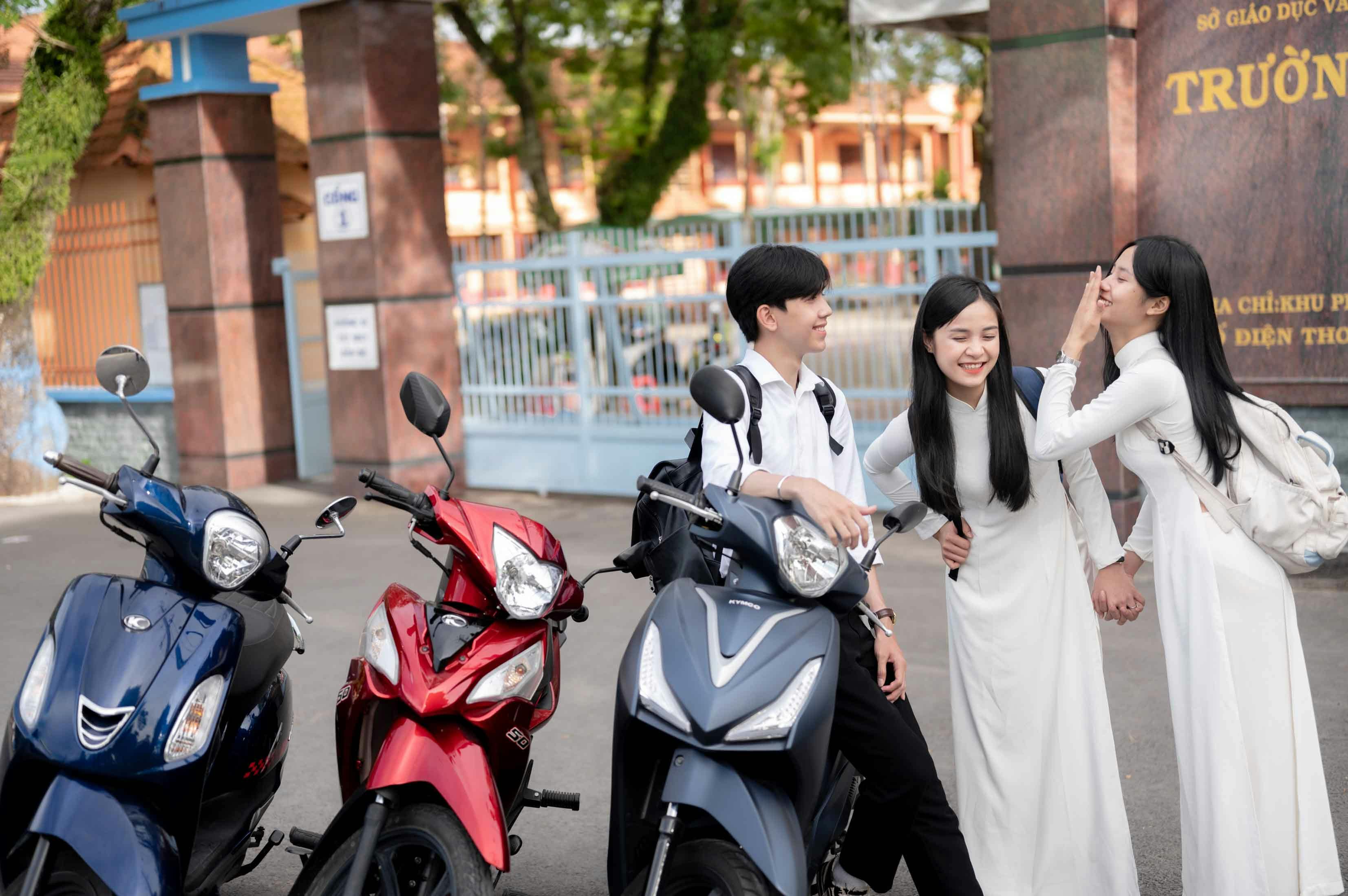 Student Coming From School Gate Photos, Download The BEST Free Student ...