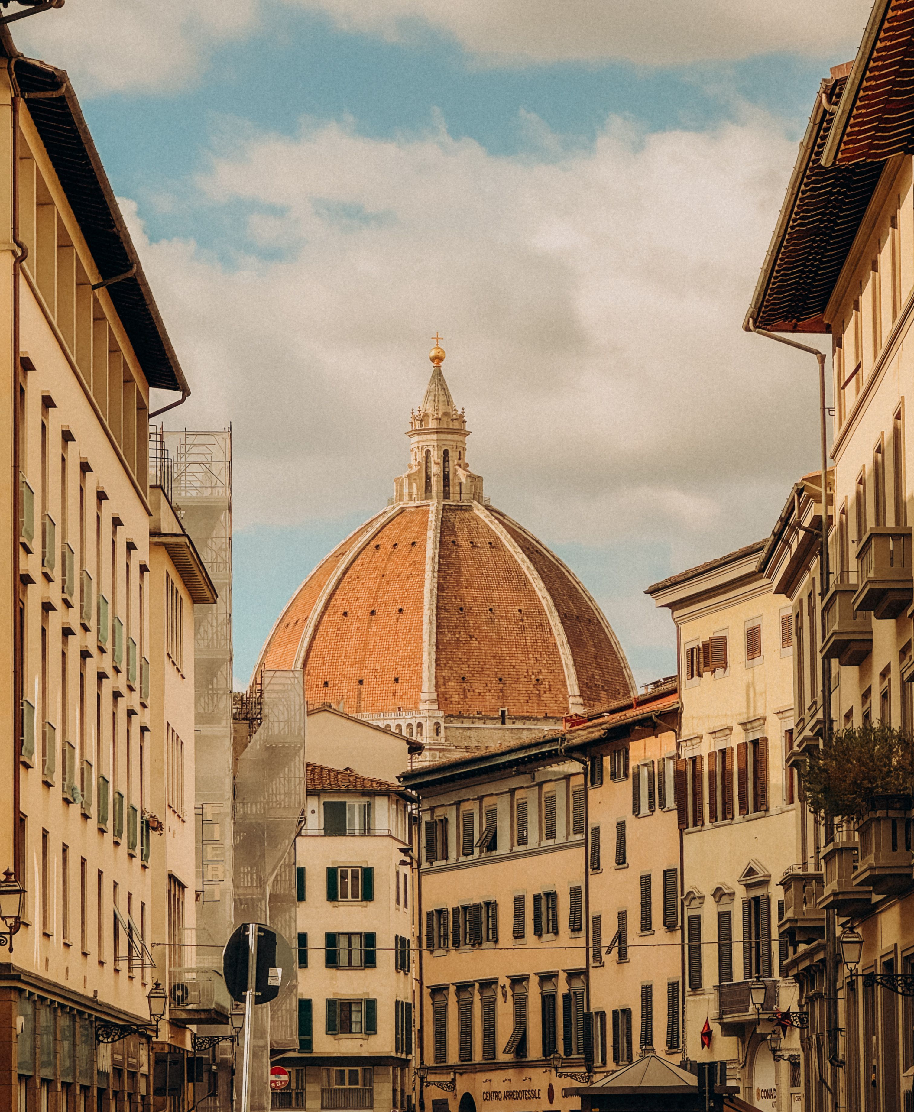 Florence street view with iconic Duomo dome · Free Stock Photo