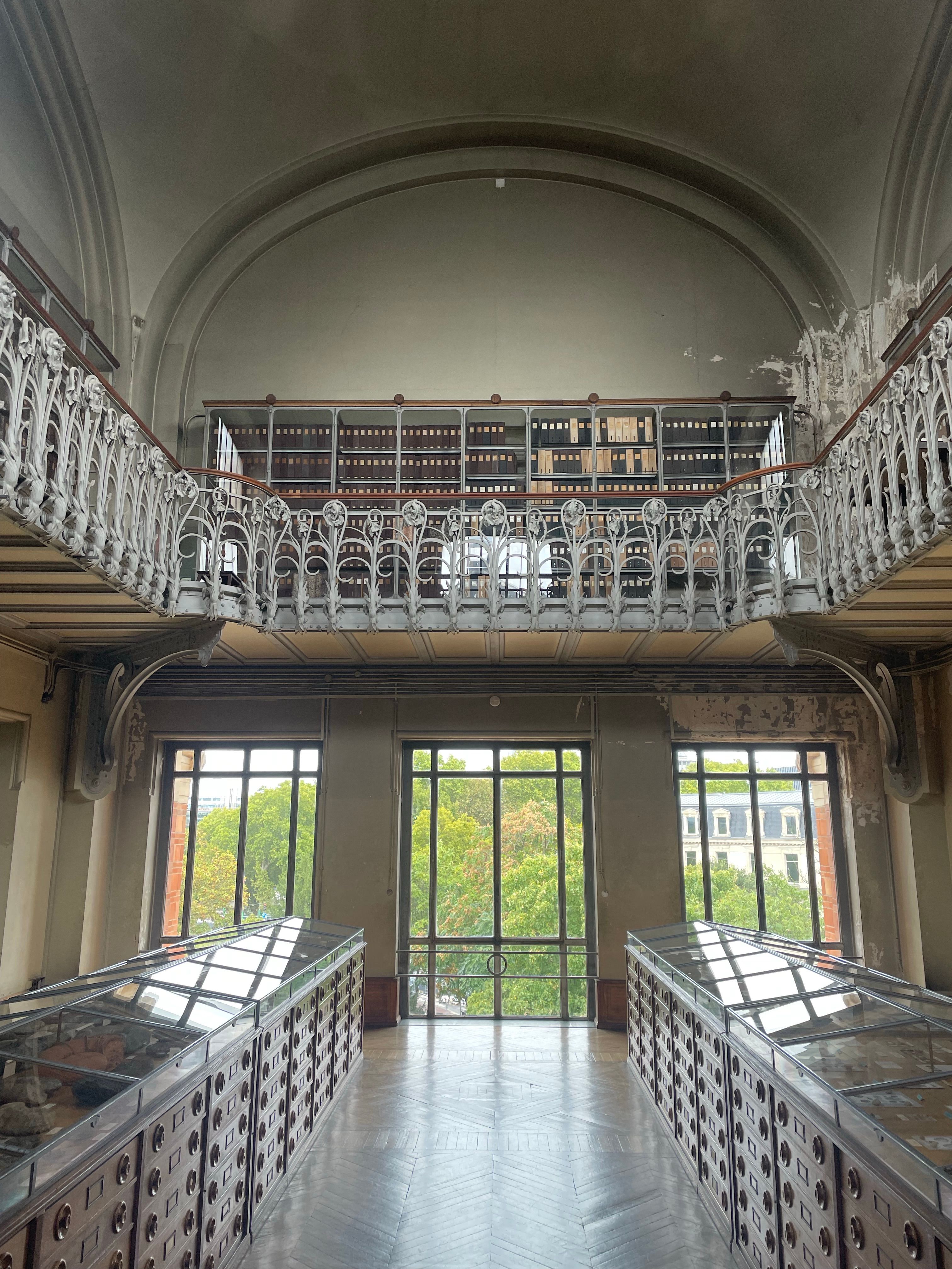 Elegant Historic Library Interior with Balcony · Free Stock Photo