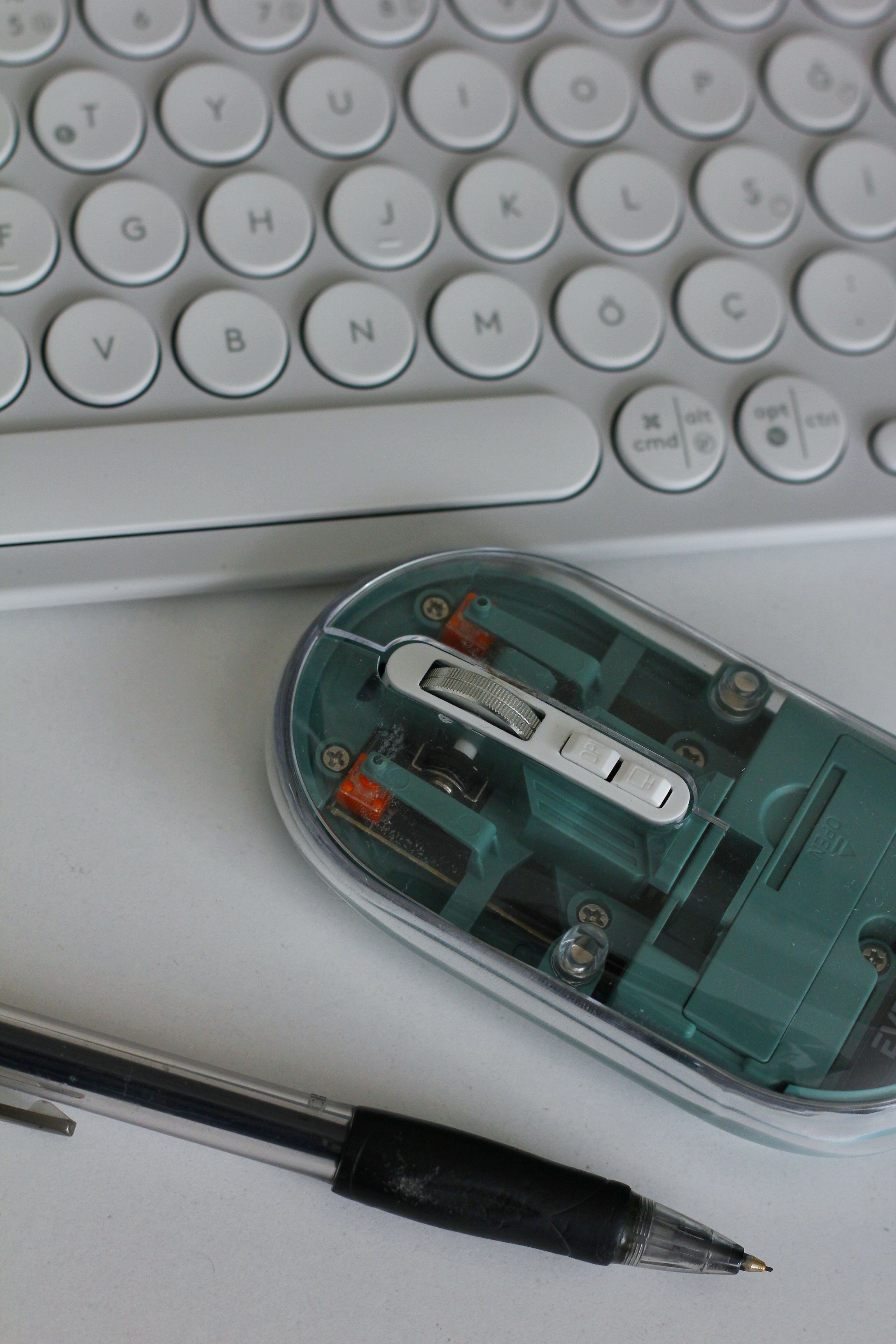 Close-Up of Computer Accessories on a Desk · Free Stock Photo