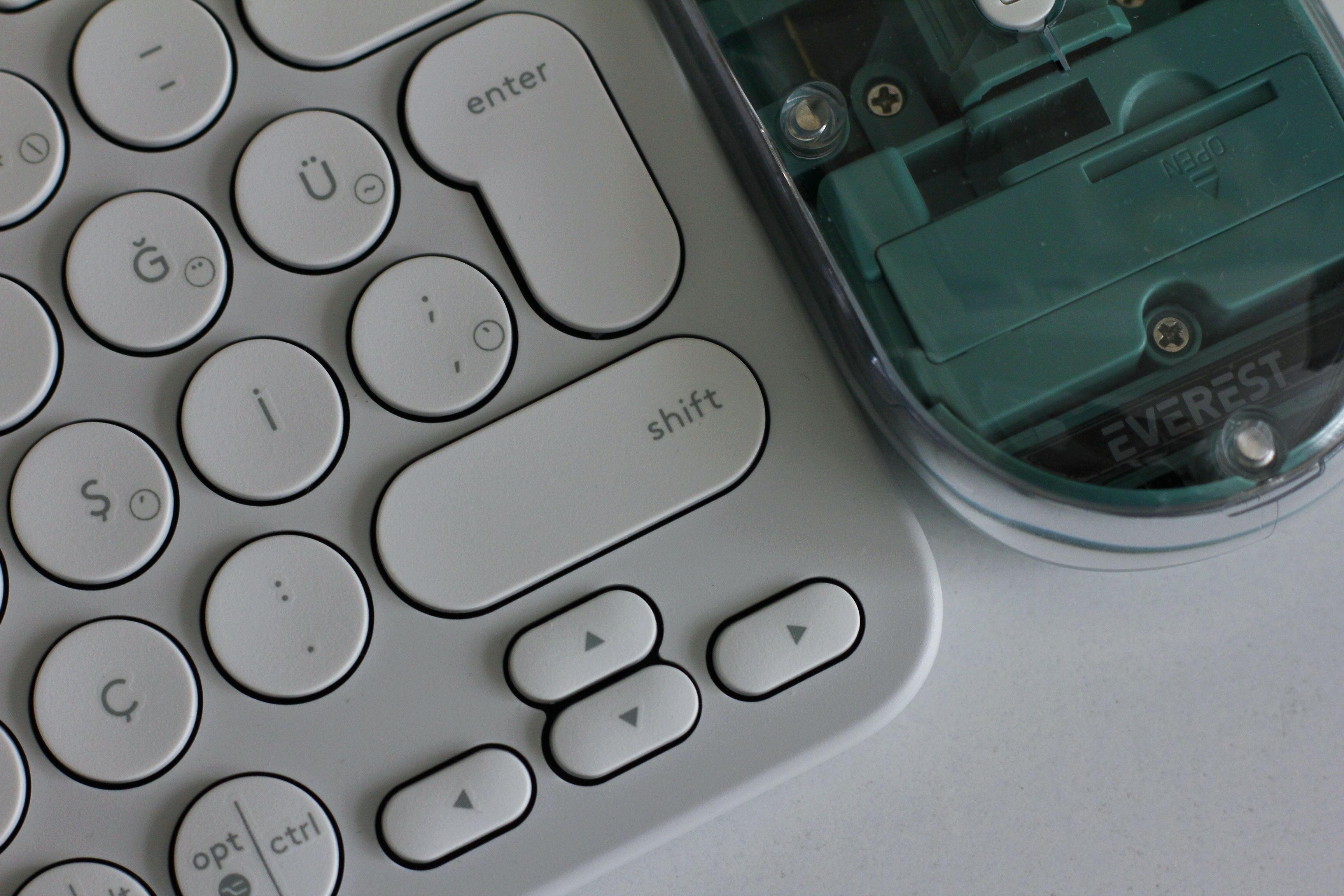 Modern Wireless Keyboard and Mouse Set Close-up · Free Stock Photo