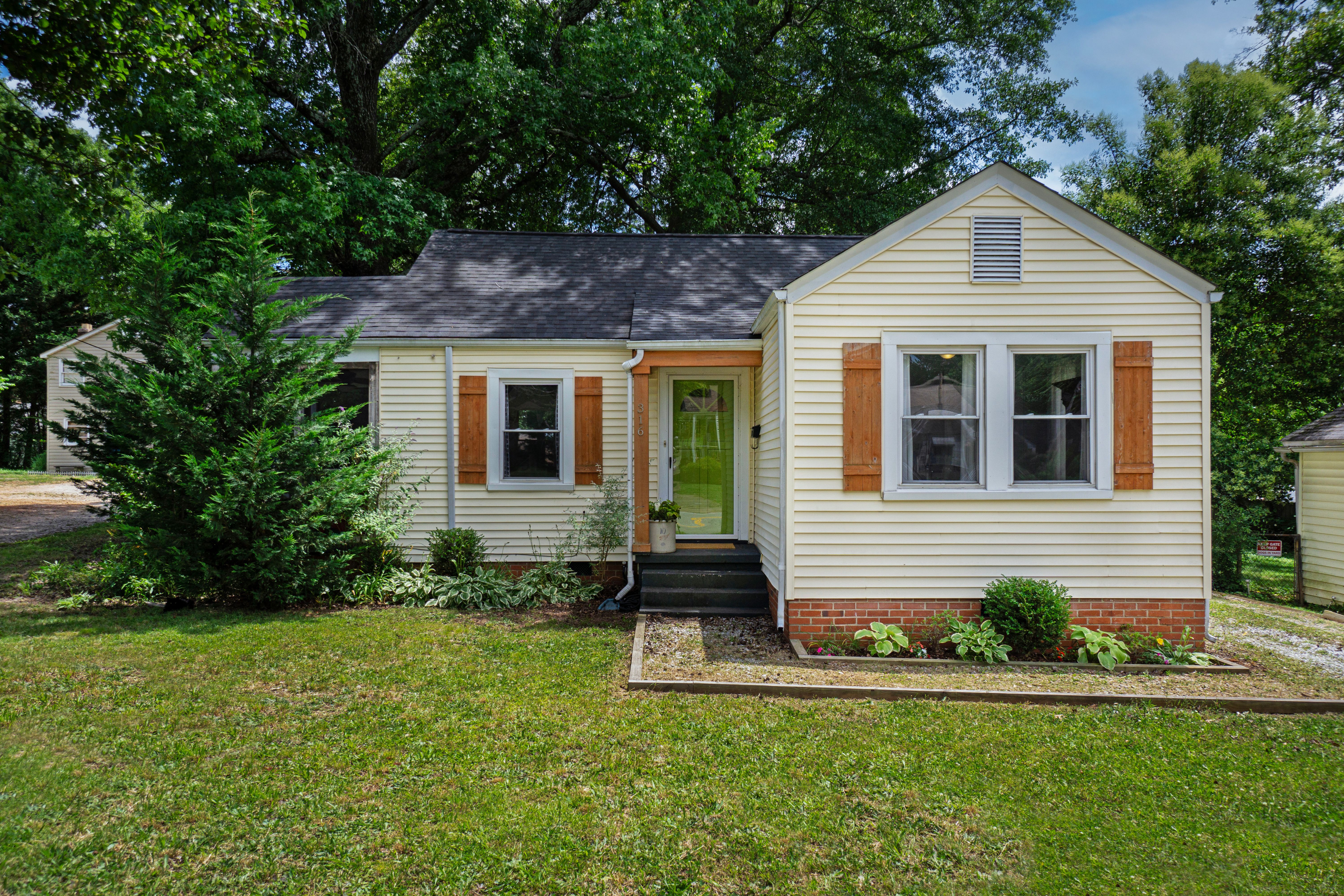 Small House Photos, Download The BEST Free Small House Stock Photos ...