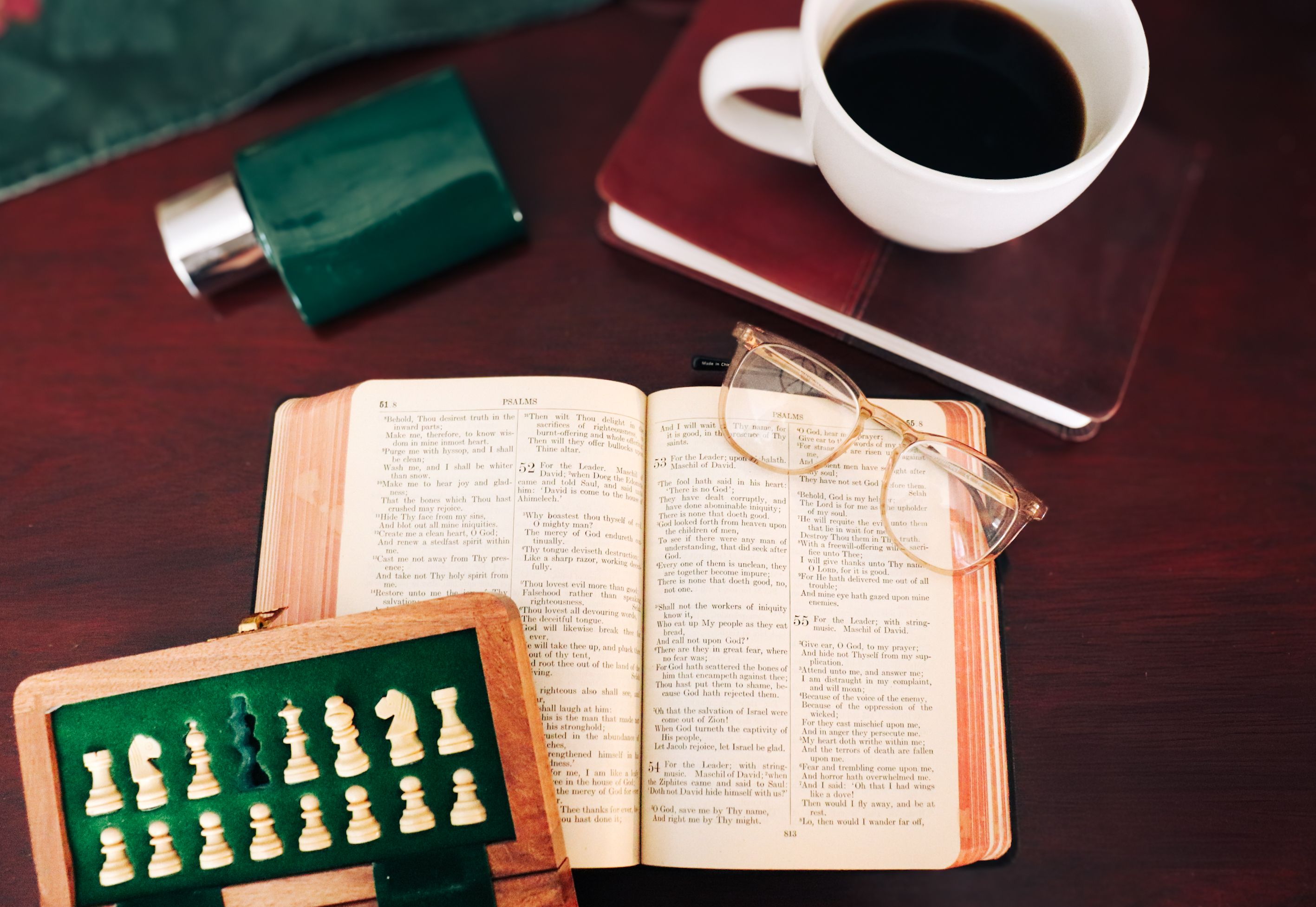 Gafas Y Tablero De Ajedrez Sobre La Biblia Abierta · Foto de stock gratuita