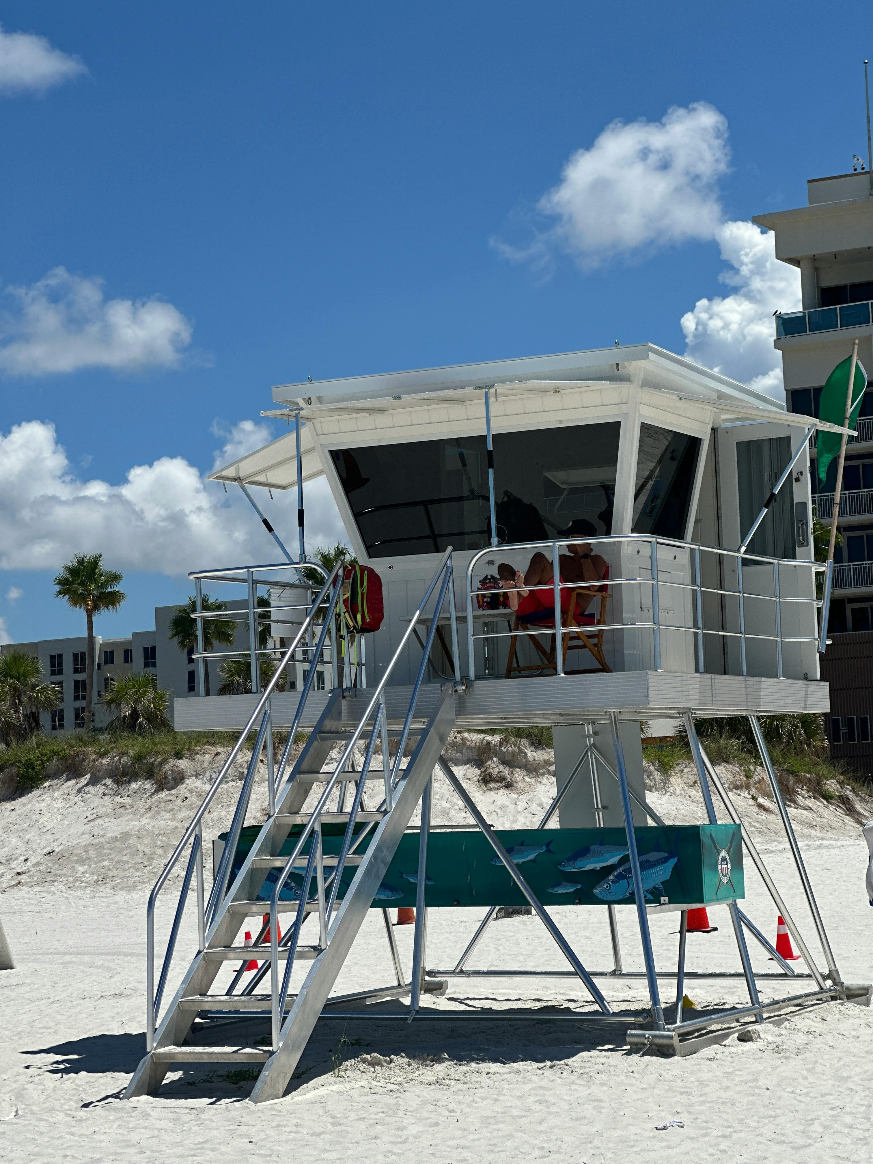 Lifeguard Tower on Sunny Beachfront Day · Free Stock Photo