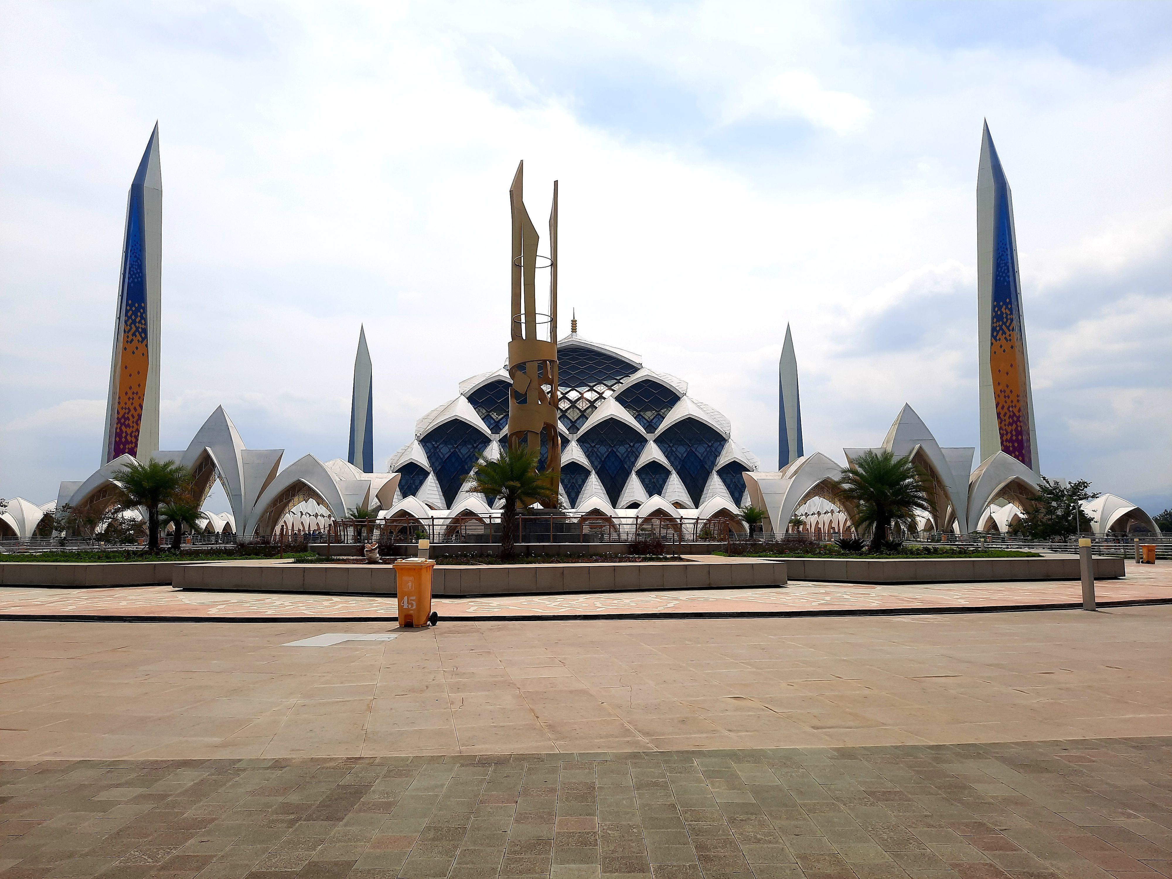 Masjid Agung Di Bandung Dengan Arsitektur Modern · Foto Stok Gratis