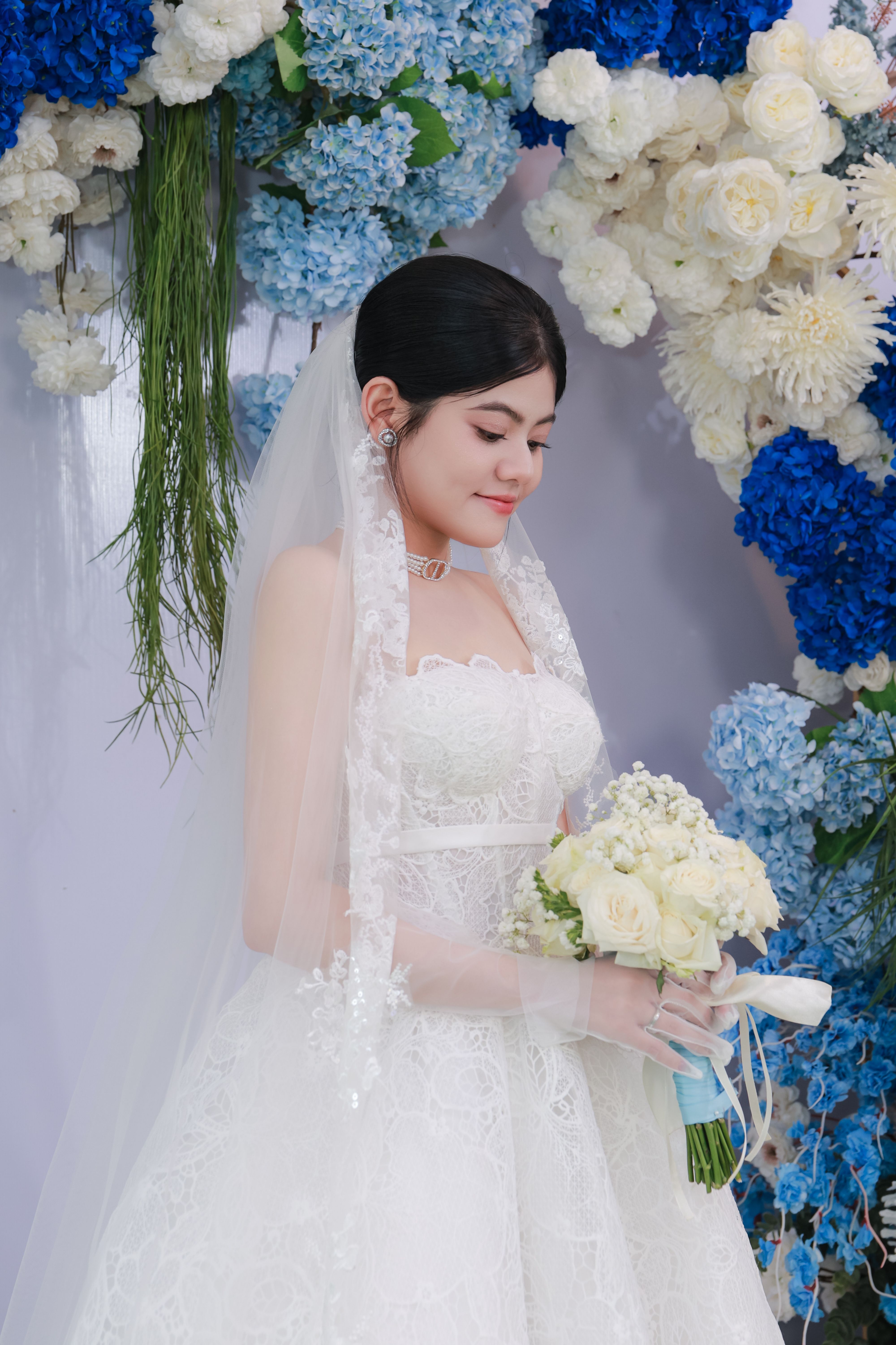 Elegant Bride with Floral Arch Decor · Free Stock Photo