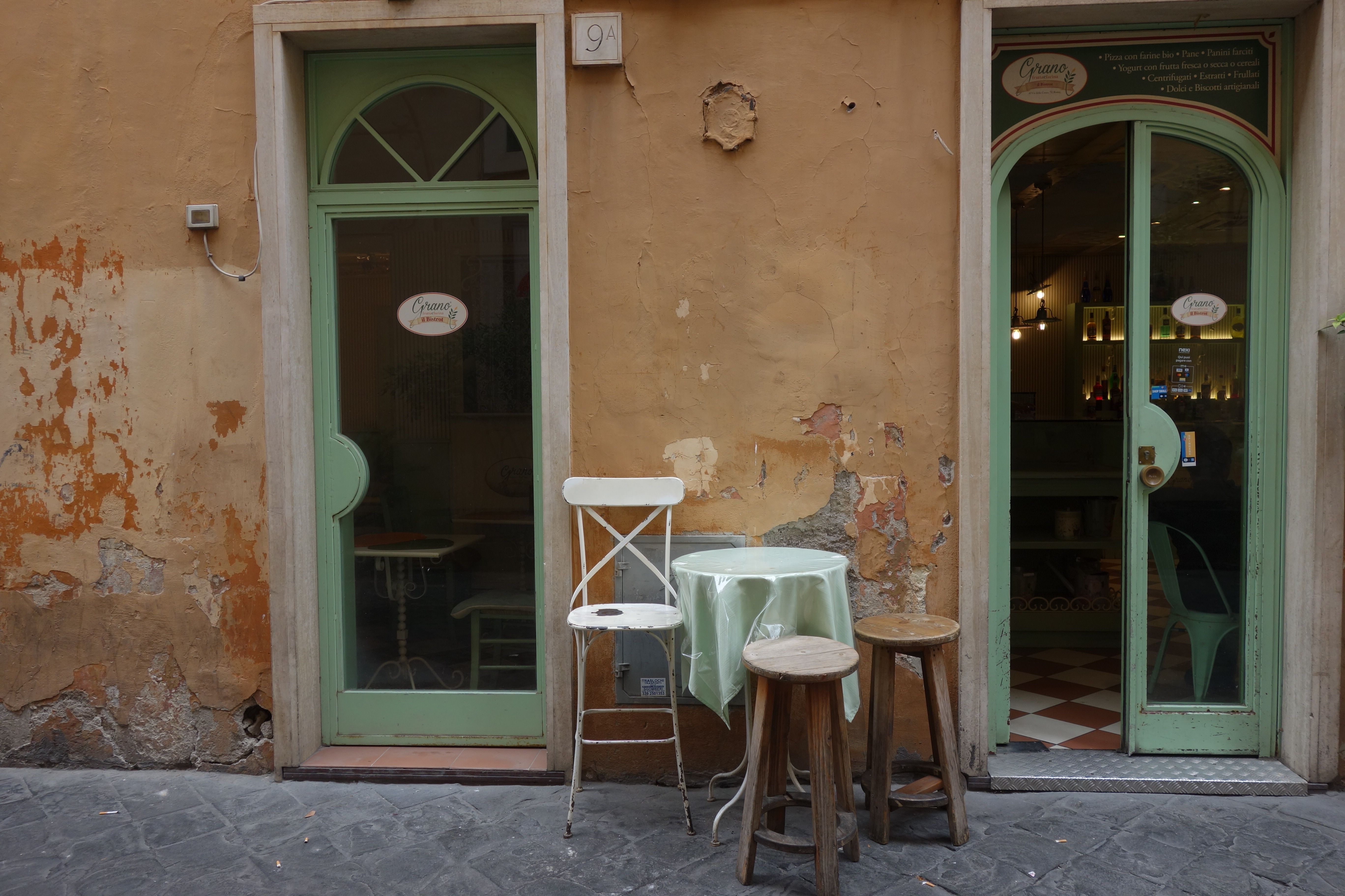 Charming Italian Cafe Exterior with Seating · Free Stock Photo