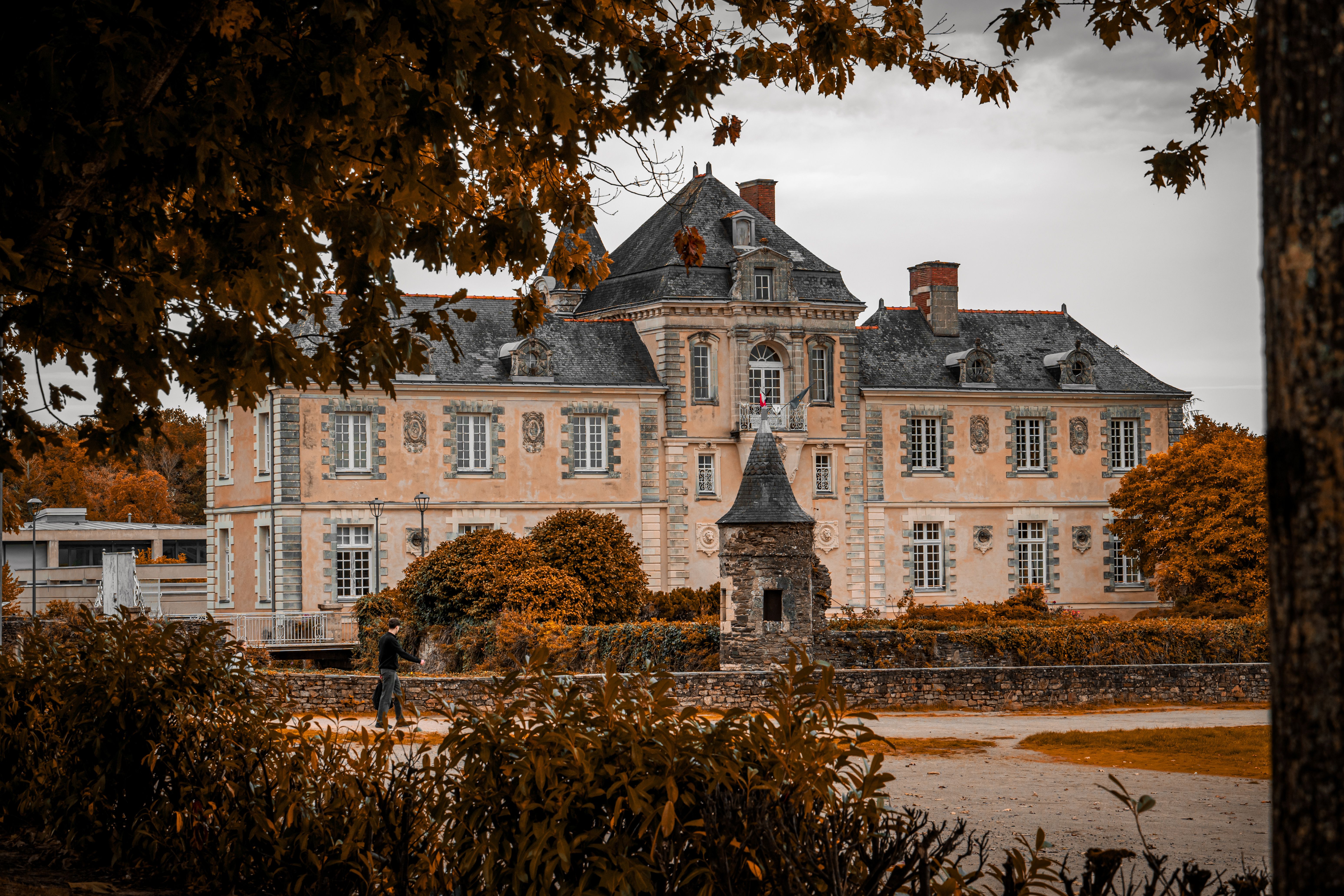 Historic European Mansion in Autumn Setting · Free Stock Photo