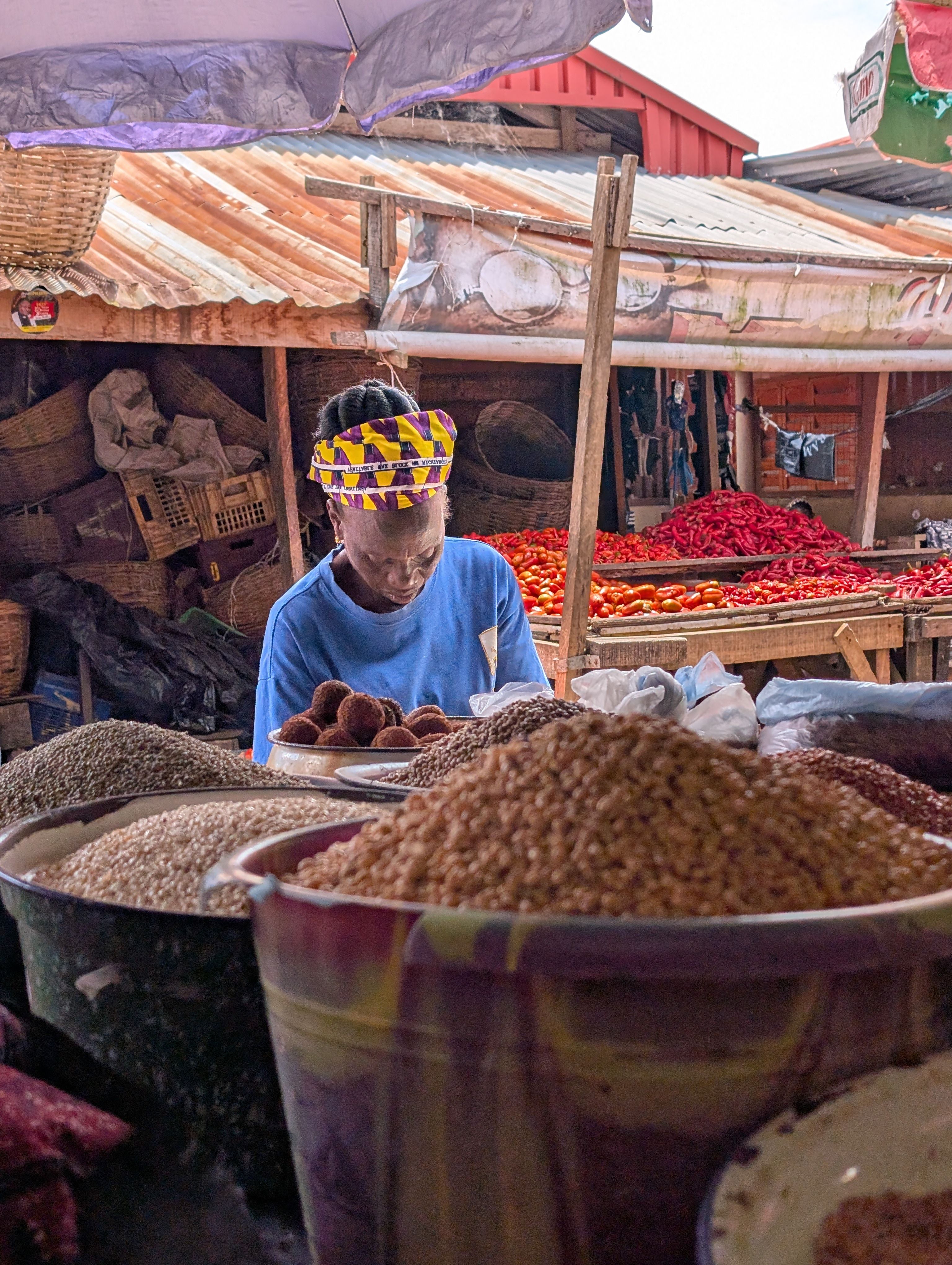 Colorful African Market Scene with Vendor · Free Stock Photo