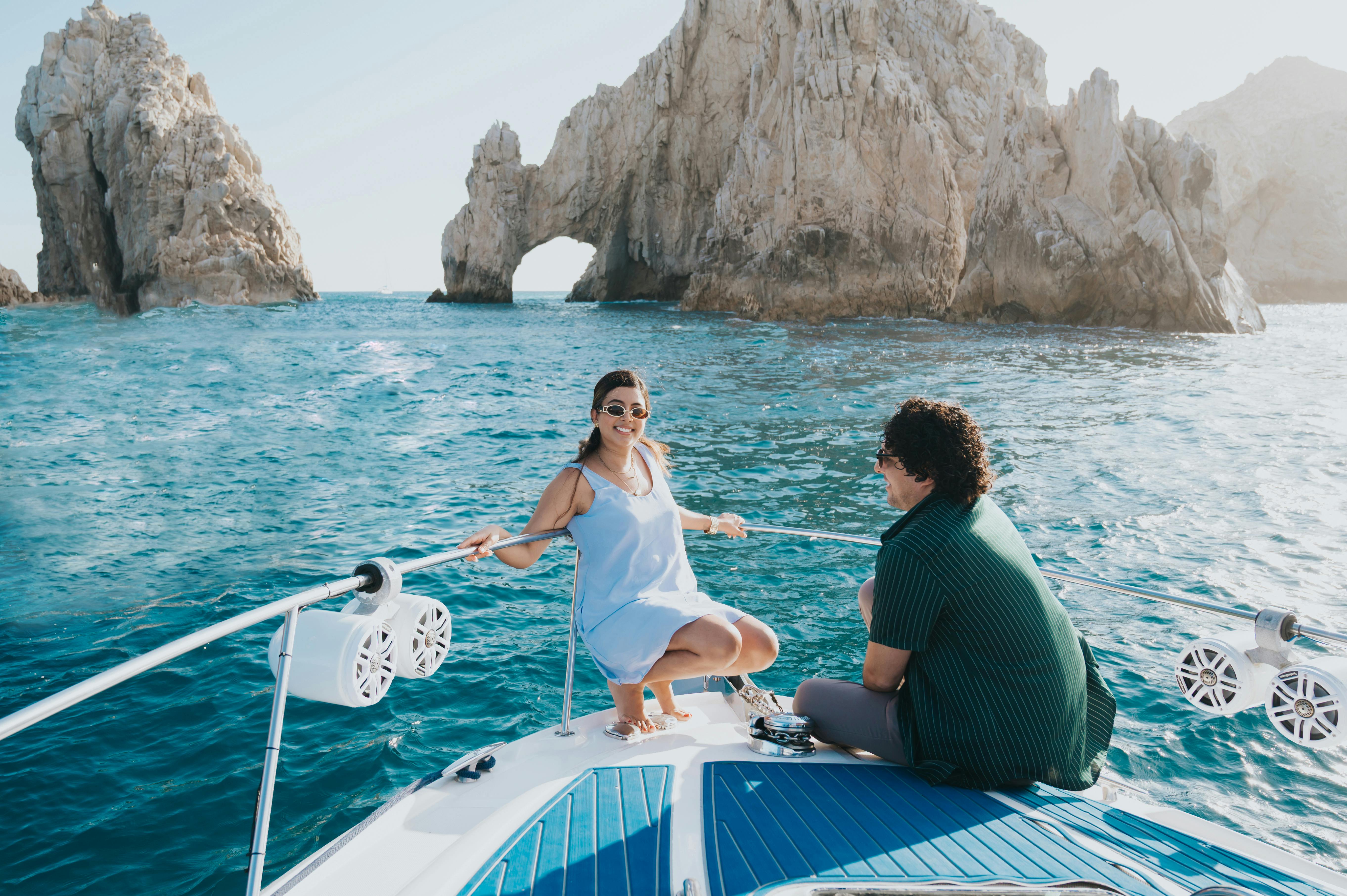Pareja Disfrutando De Un Crucero En Yate Cerca De Cabo Arch · Foto de ...