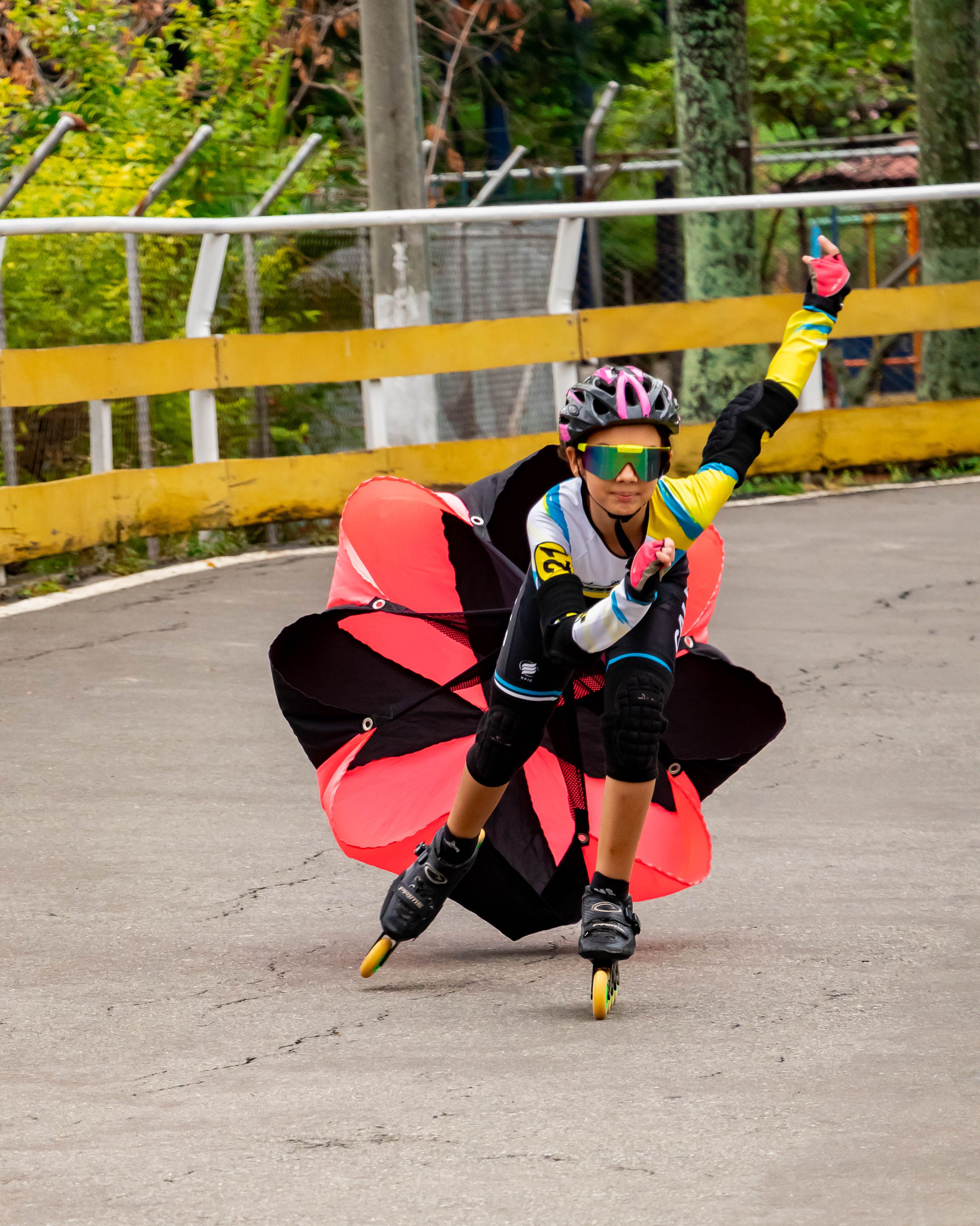 Patinador En Línea Profesional Realizando Acrobacias Al Aire Libre ...