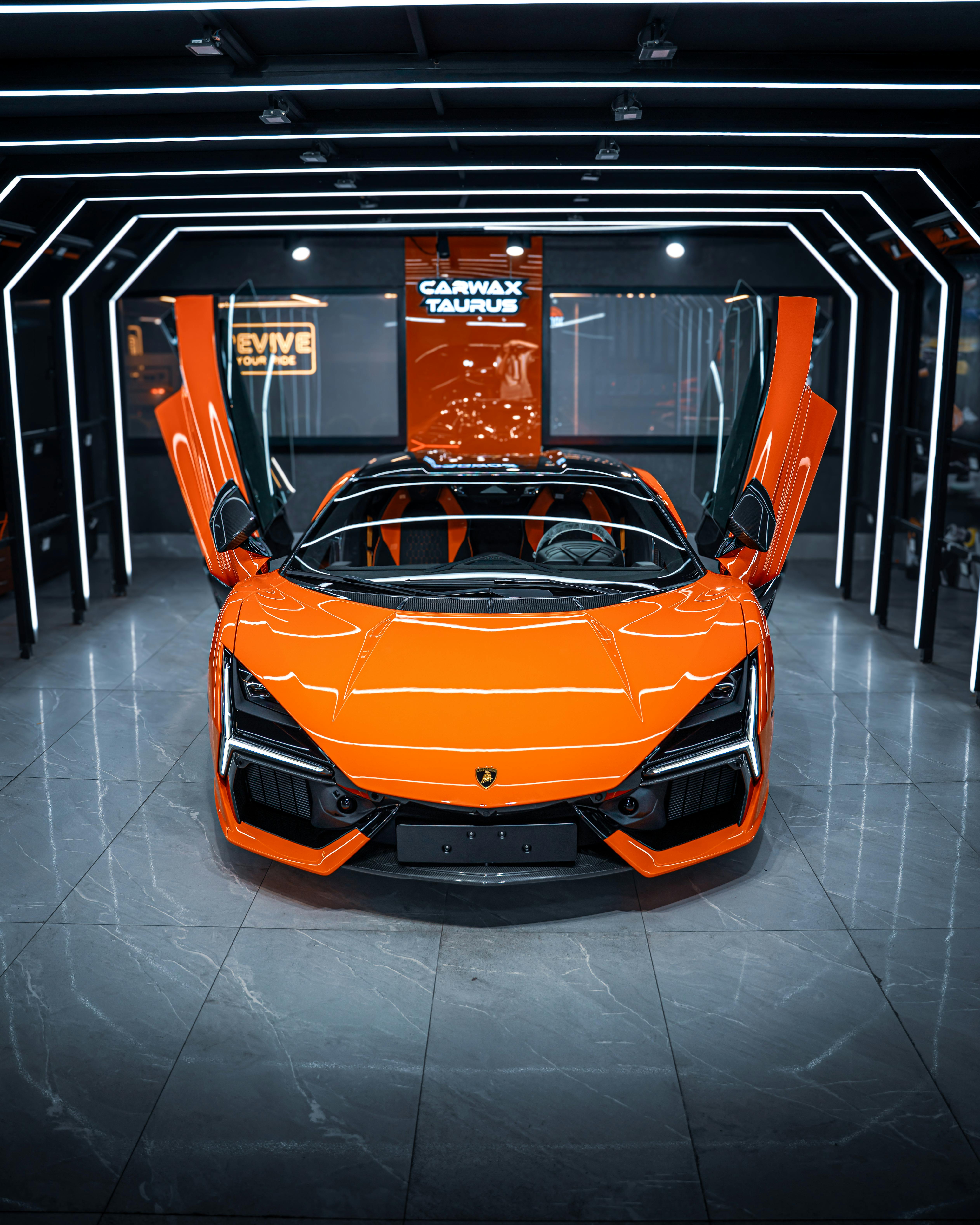 Un Deportivo Naranja Vibrante En El Salón De Exposiciones De Ankara ...