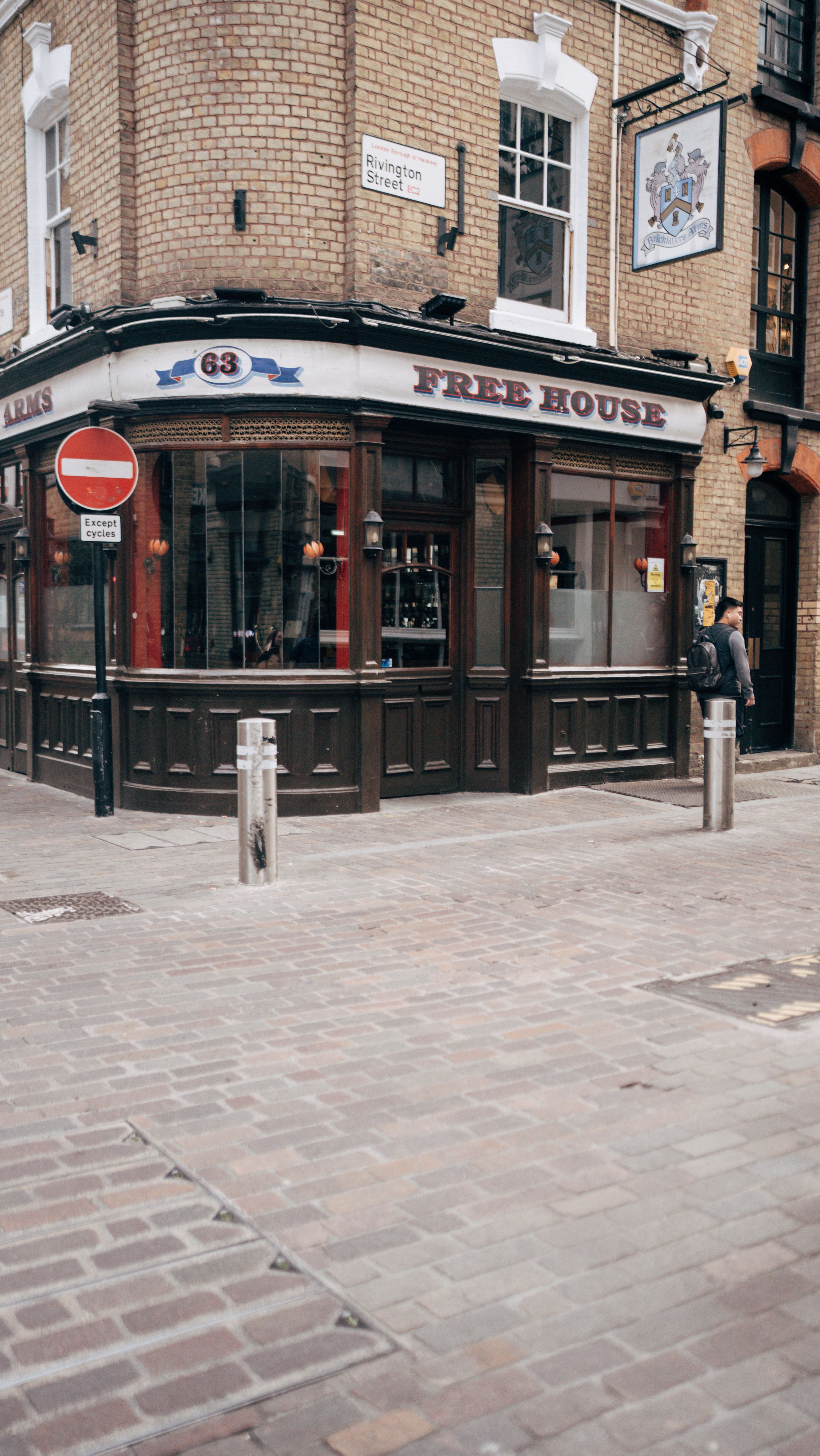 Charming English Pub on Quiet Street Corner · Free Stock Photo