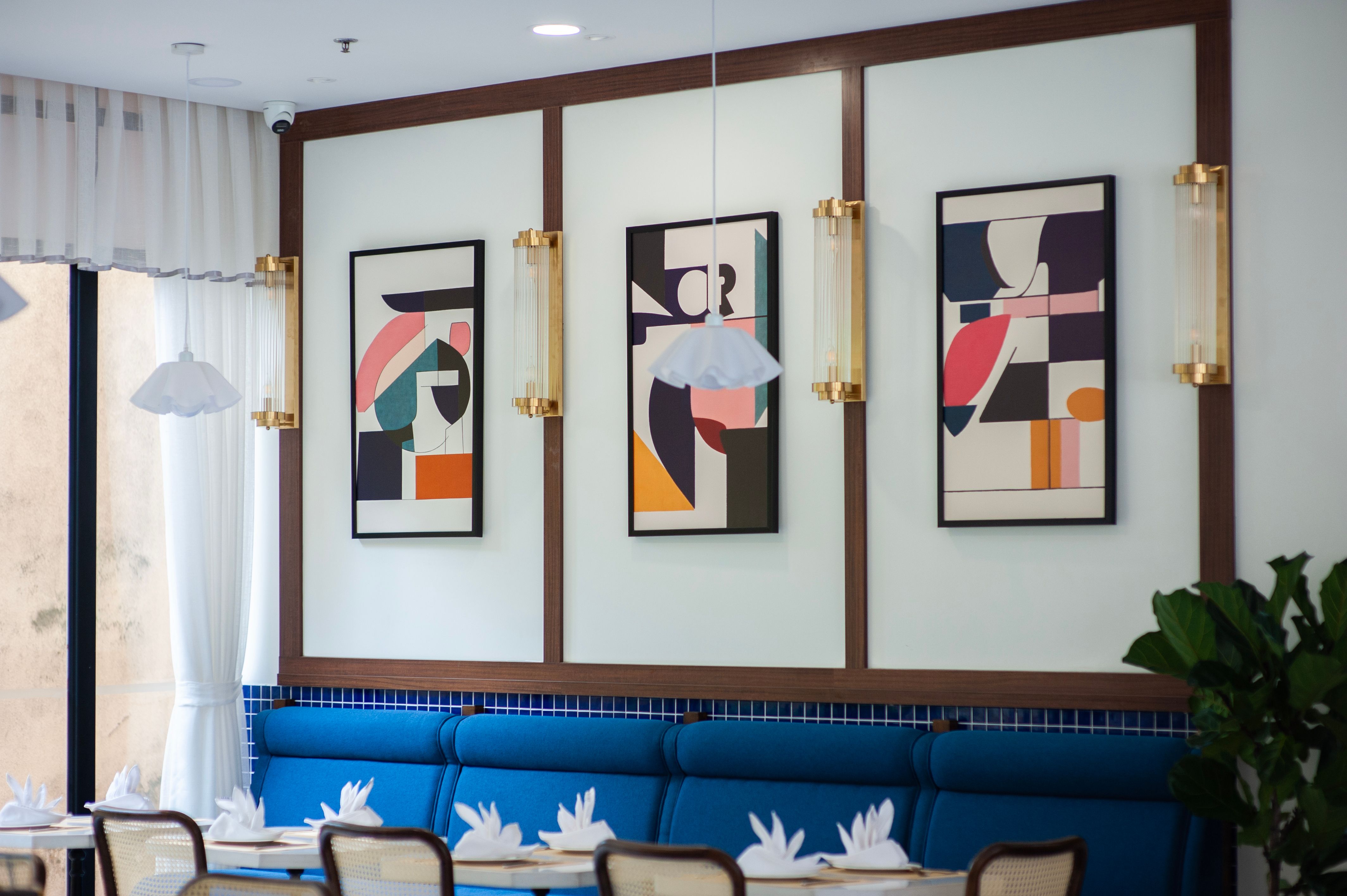 Modern Interior with Abstract Art Decor · Free Stock Photo