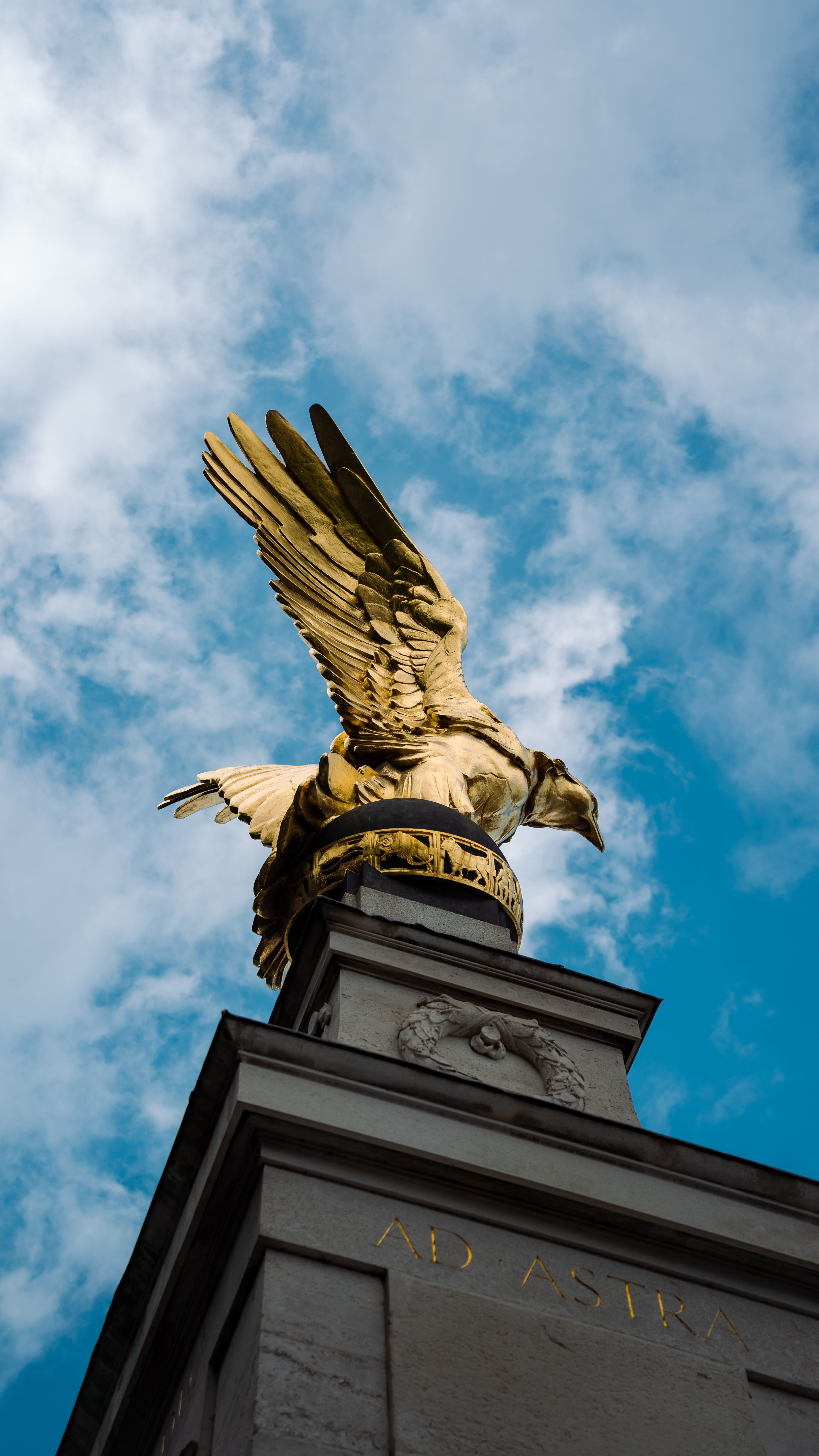 Gold Statue · Free Stock Photo
