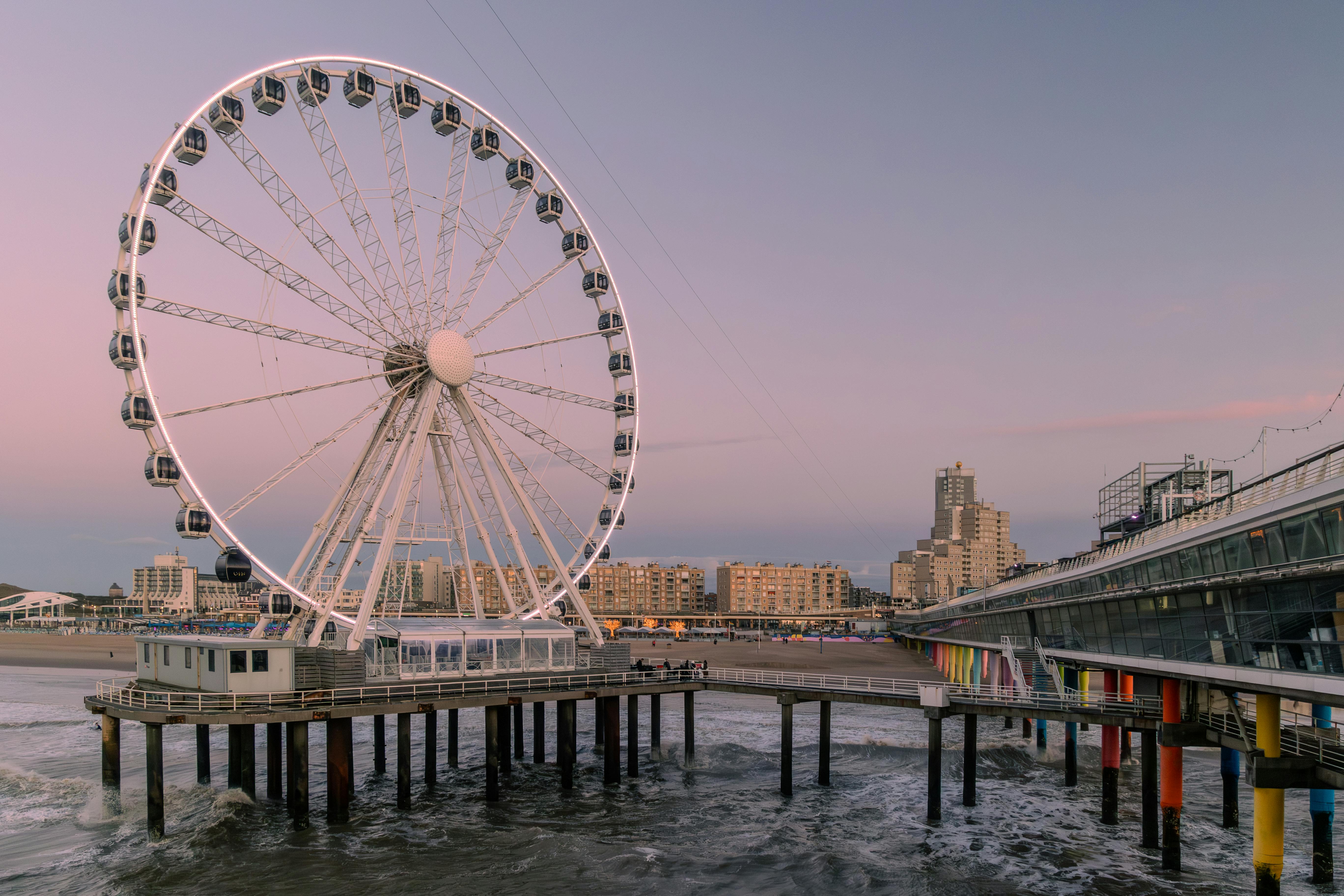 Kincir Ria Besar Berdiri Tegak Di Dermaga Dengan Bangunan Berwarna ...