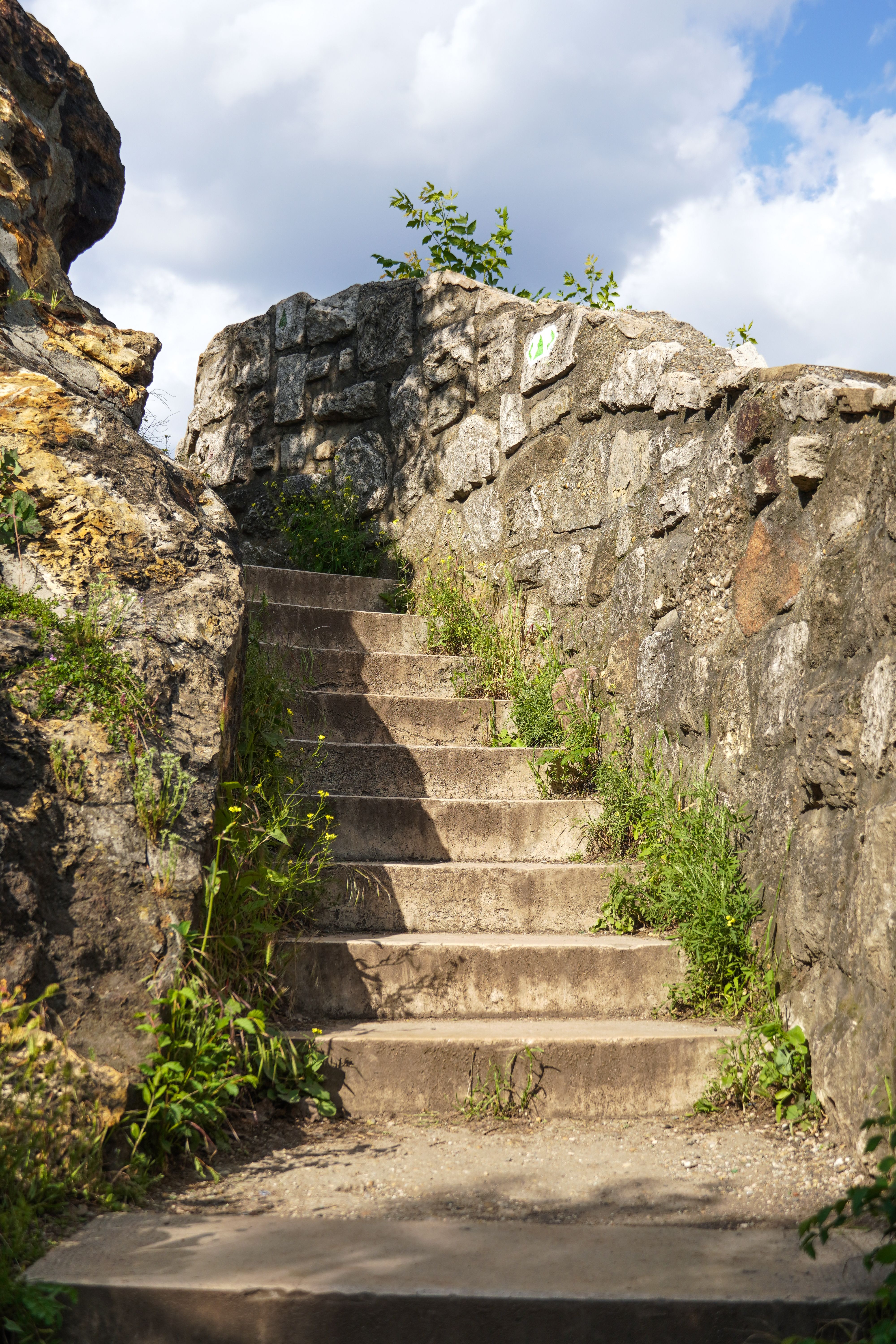 Un étroit Escalier En Pierre Sur La Colline Gellért Mène à La Citadelle ...