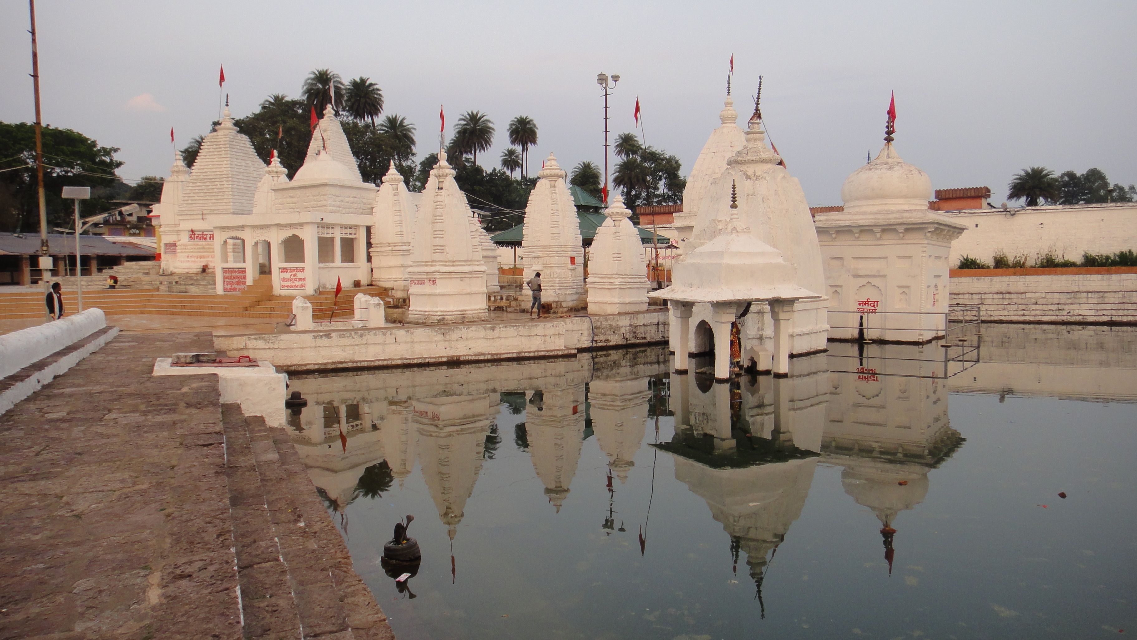 Historic White Temple Reflection in Tranquil Pond · Free Stock Photo