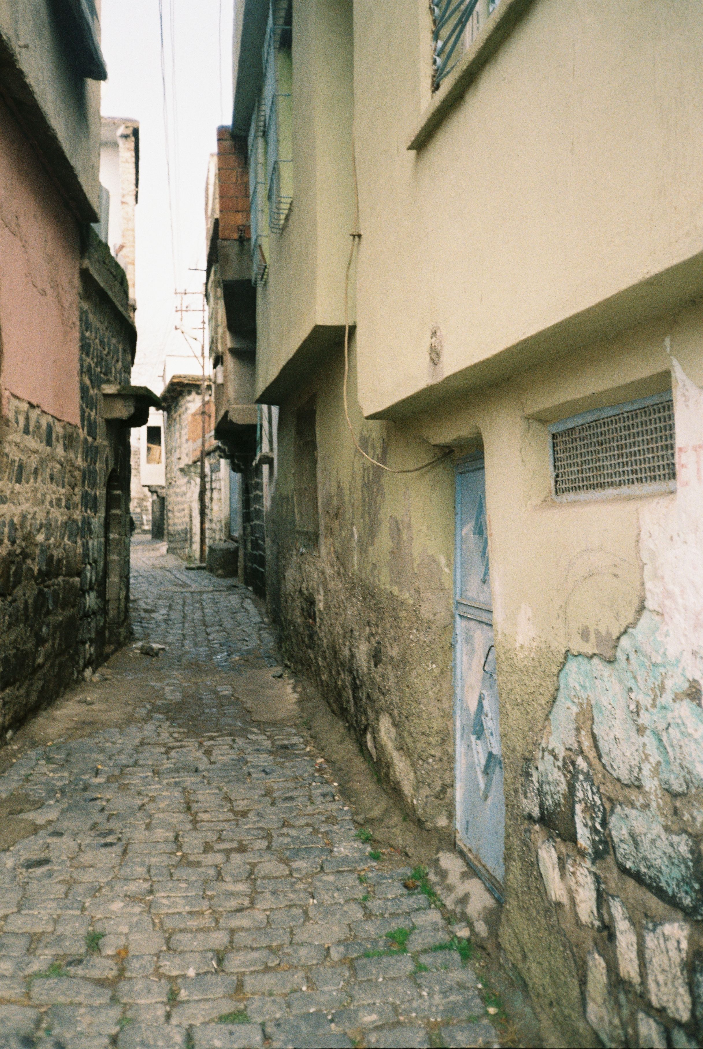 Narrow Cobbled Street in Diyarbakir, Turkey · Free Stock Photo