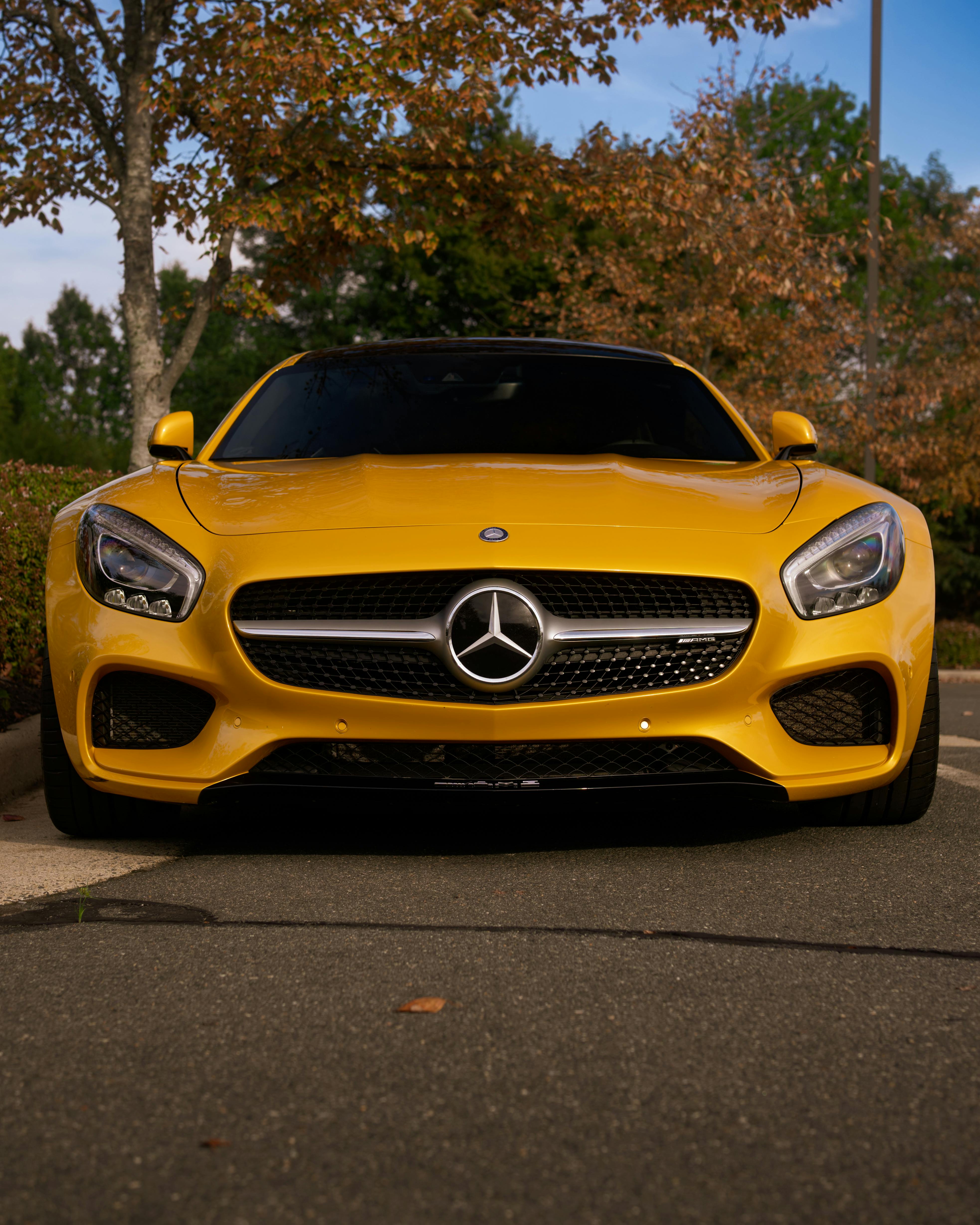 Amg Gt Dourado Céu Azul · Foto profissional gratuita