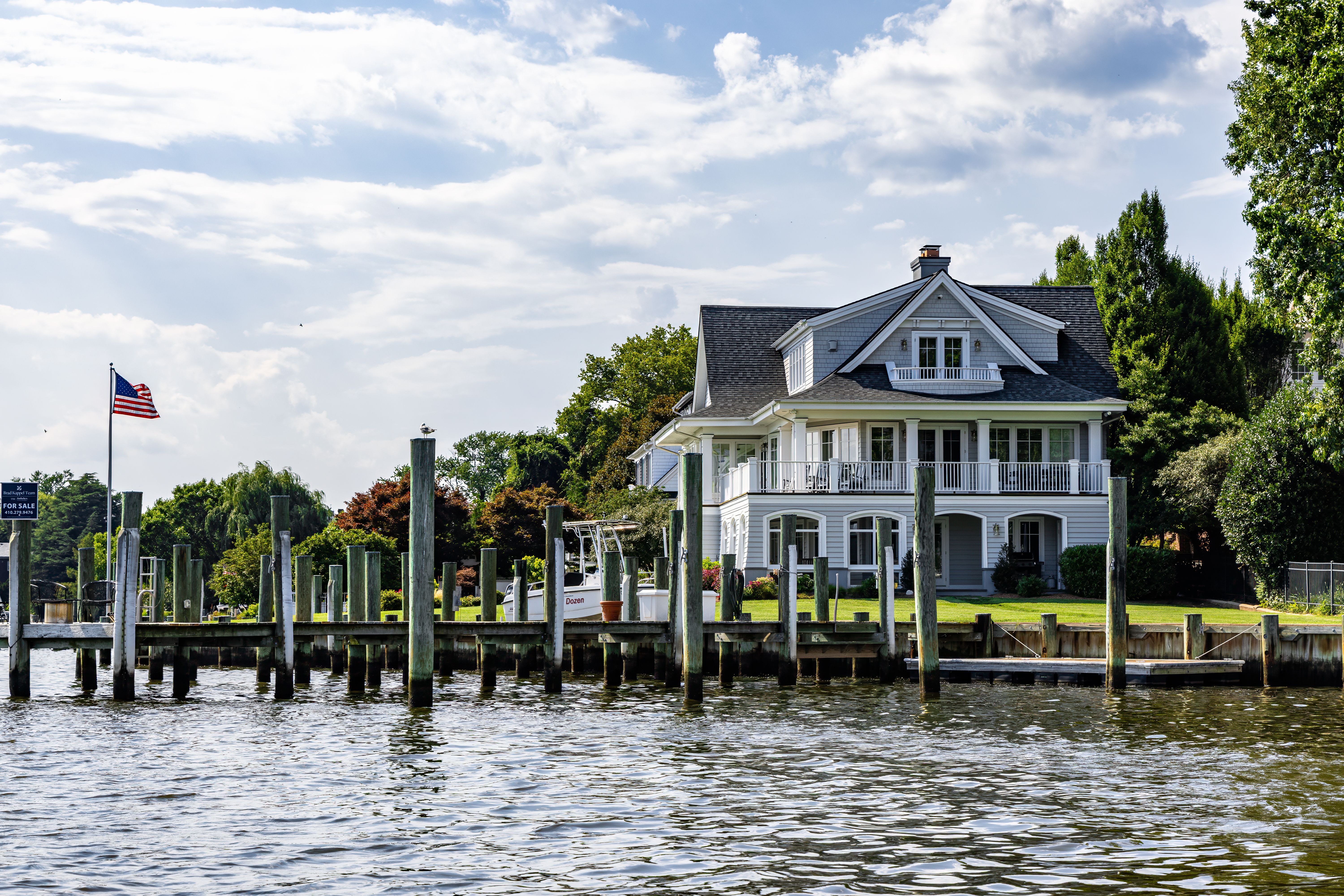 Charming Waterfront House with Dock in Summer · Free Stock Photo