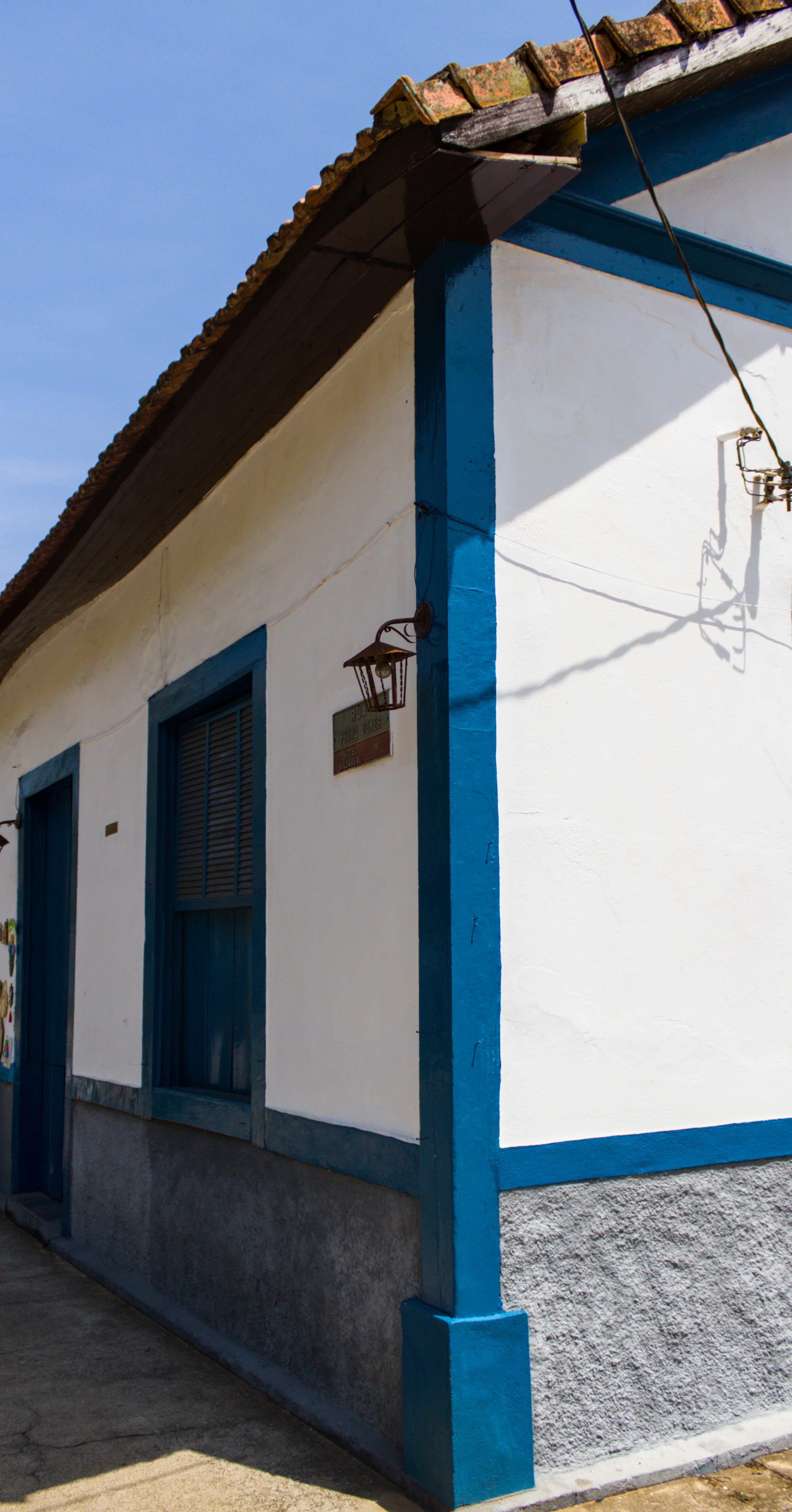 Esquina De Una Casa De Estilo Colonial Con Paredes Blancas, Molduras ...