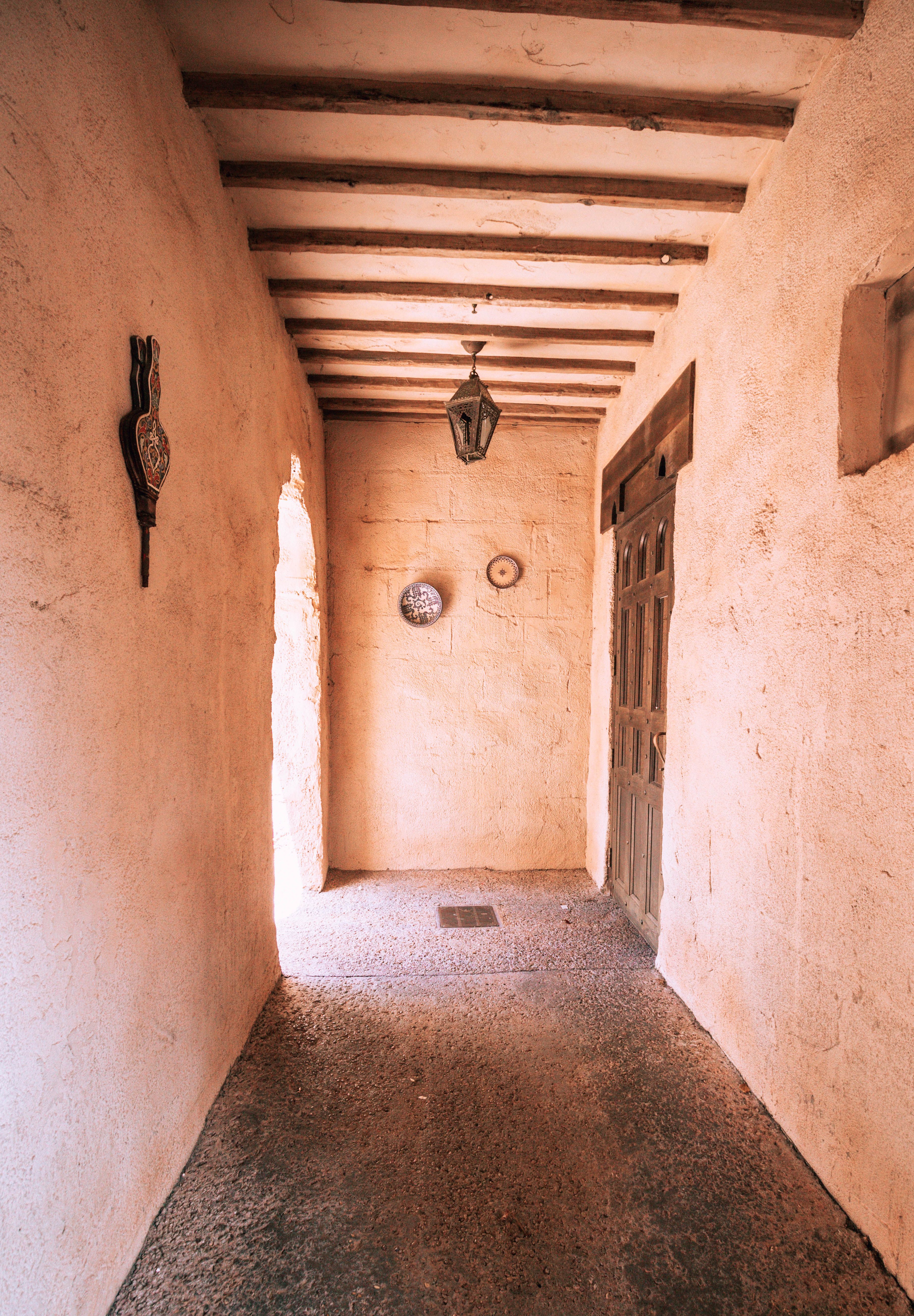 Traditional Omani Interior with Decorative Pottery · Free Stock Photo