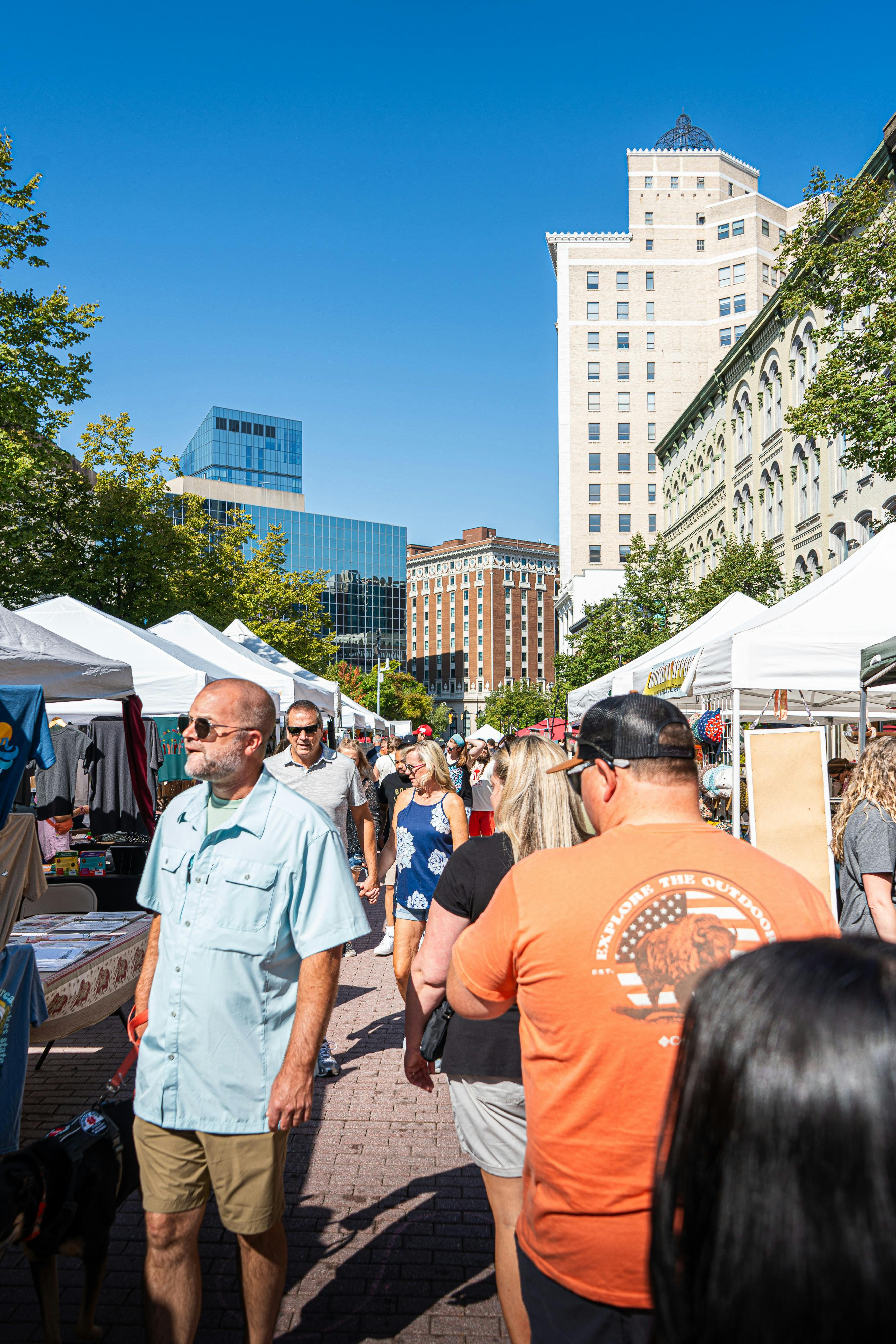 Concurrida Calle Con Mercado Al Aire Libre En Grand Rapids · Foto de ...