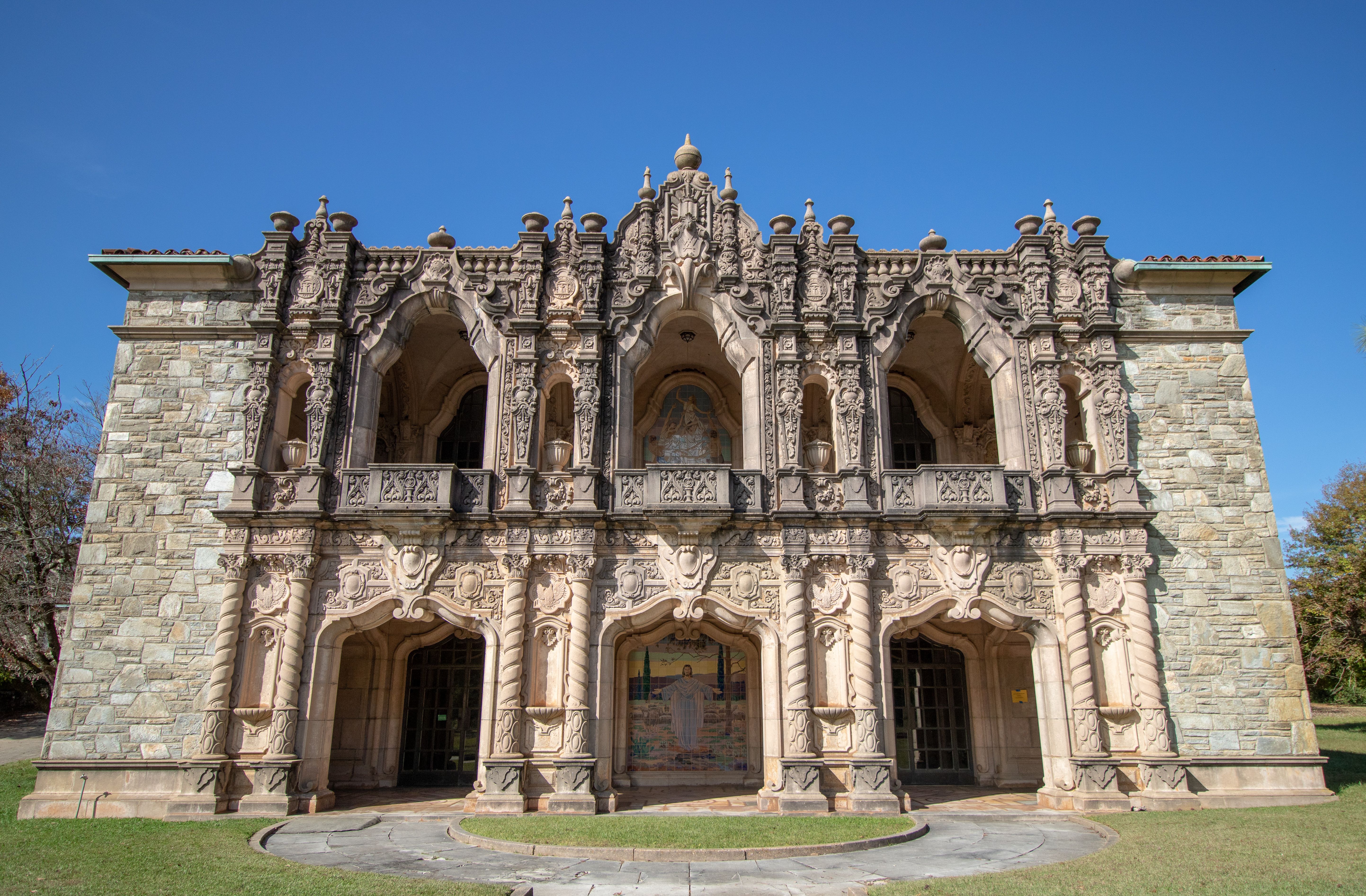 Intricate Architecture of Westview Abbey Mausoleum · Free Stock Photo