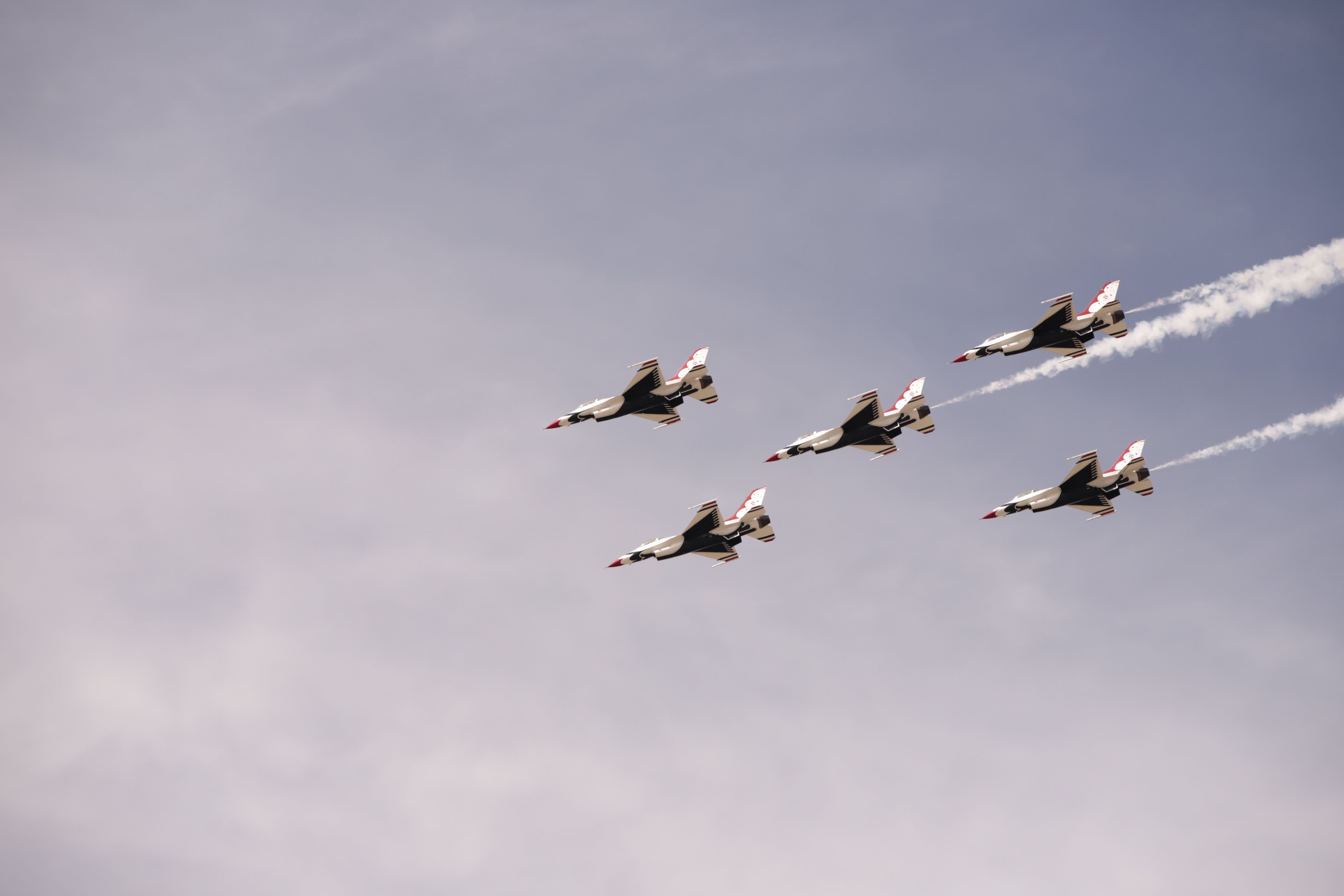 Aerobatic Jet Formation in Clear Sky · Free Stock Photo