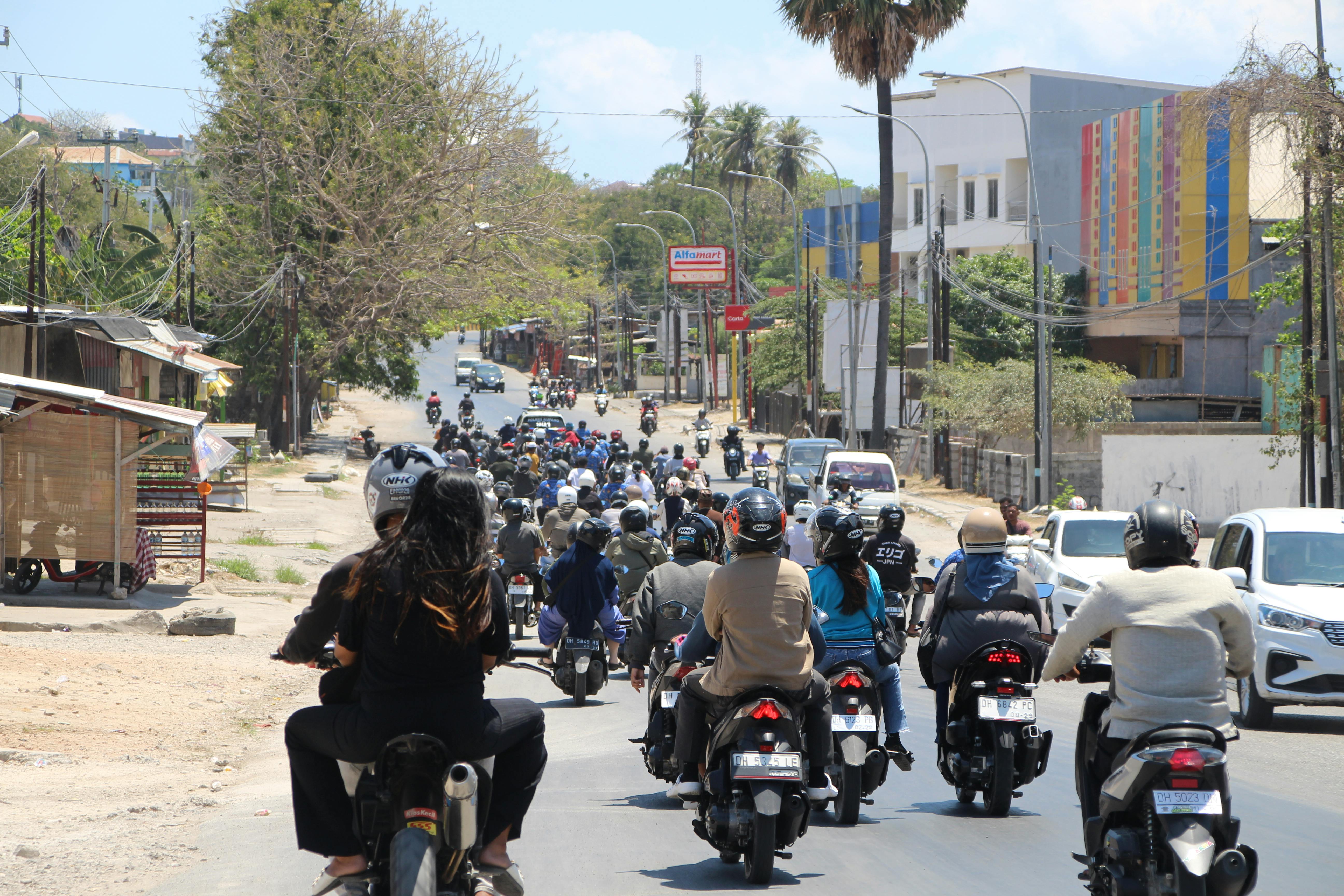 Ngobrol Bersama Teman Ketika Naik Sepeda Photos, Download The BEST Free ...