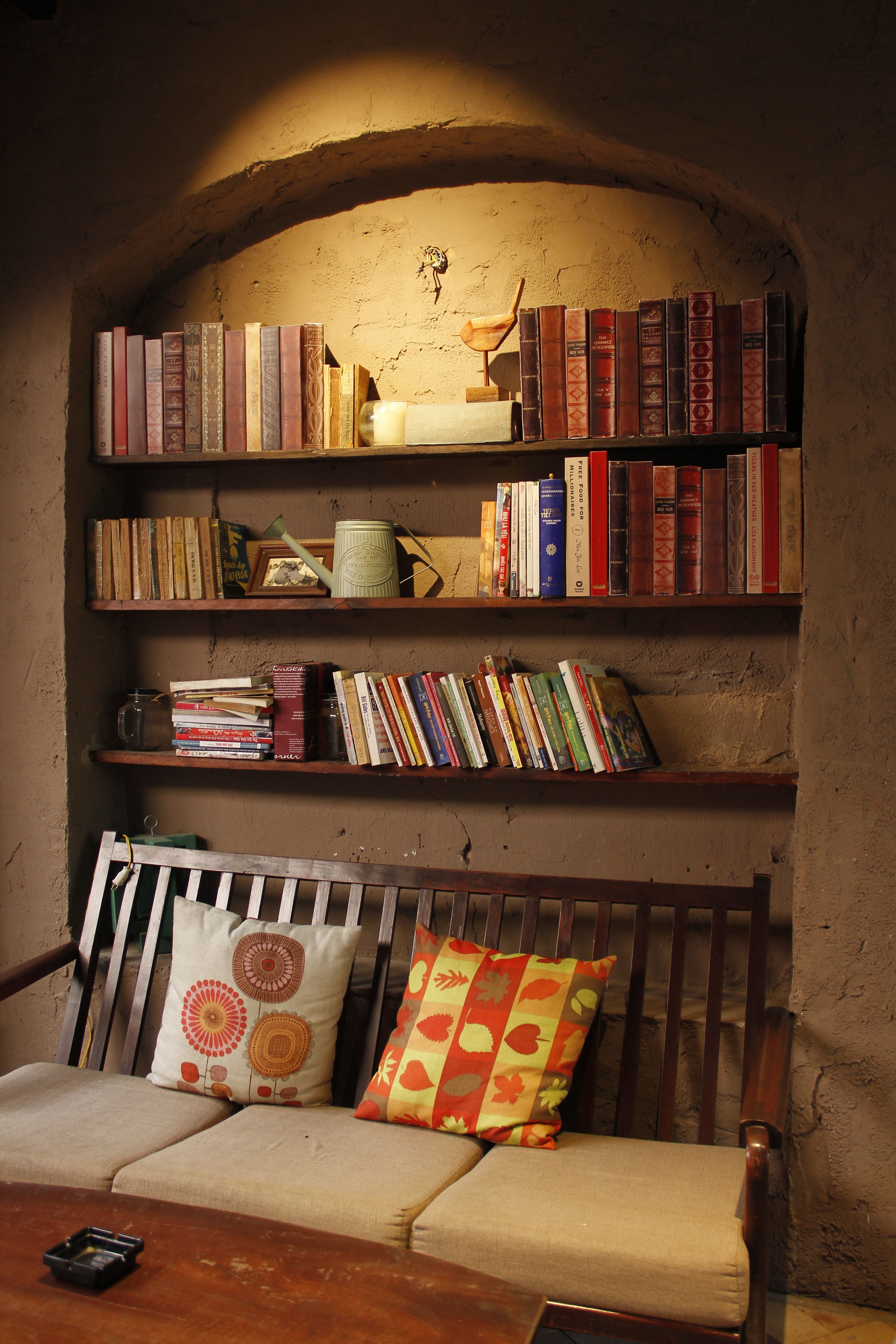 Cozy Reading Nook with Bookshelf and Seating · Free Stock Photo