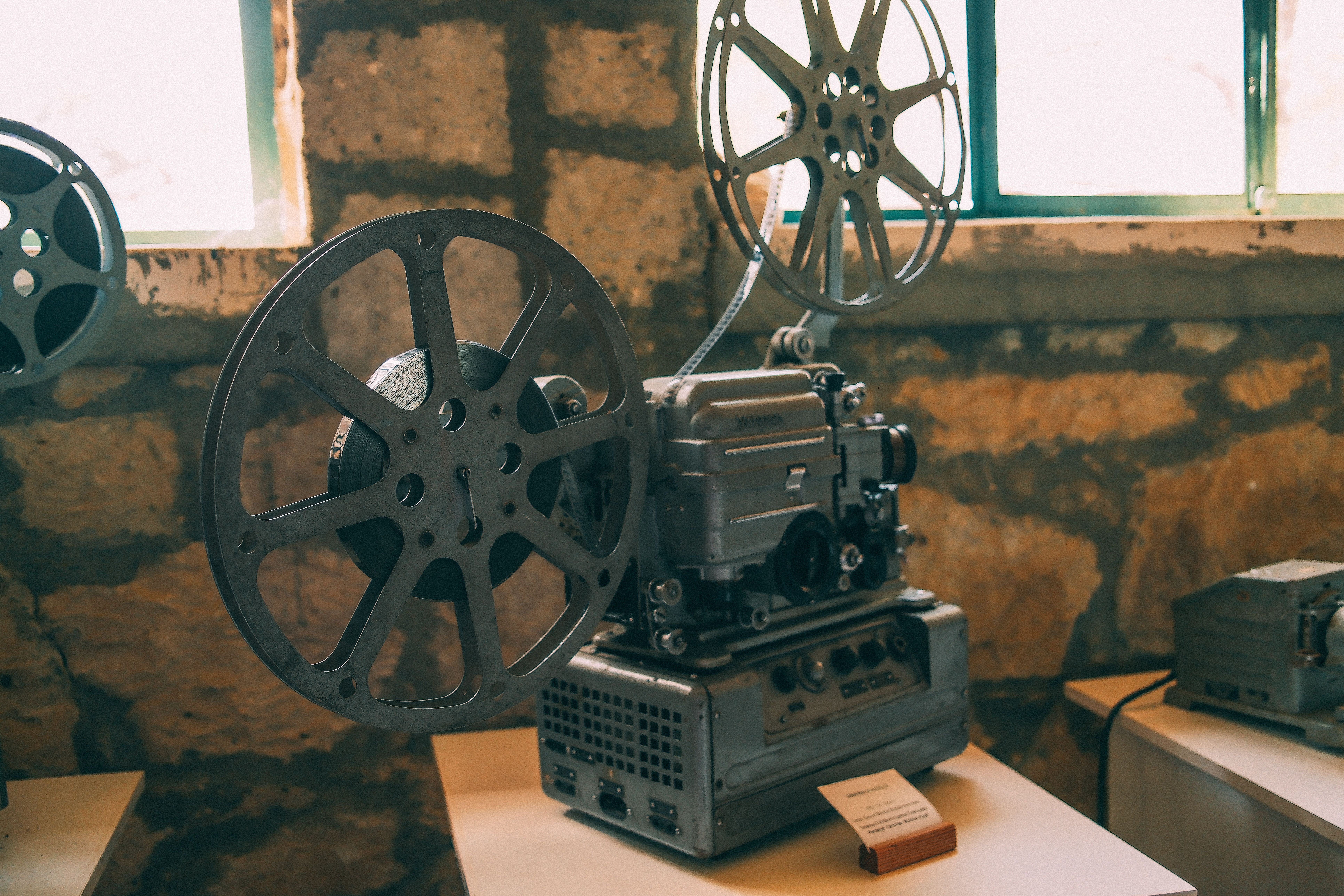 Vintage Film Projector in Rustic Setting · Free Stock Photo