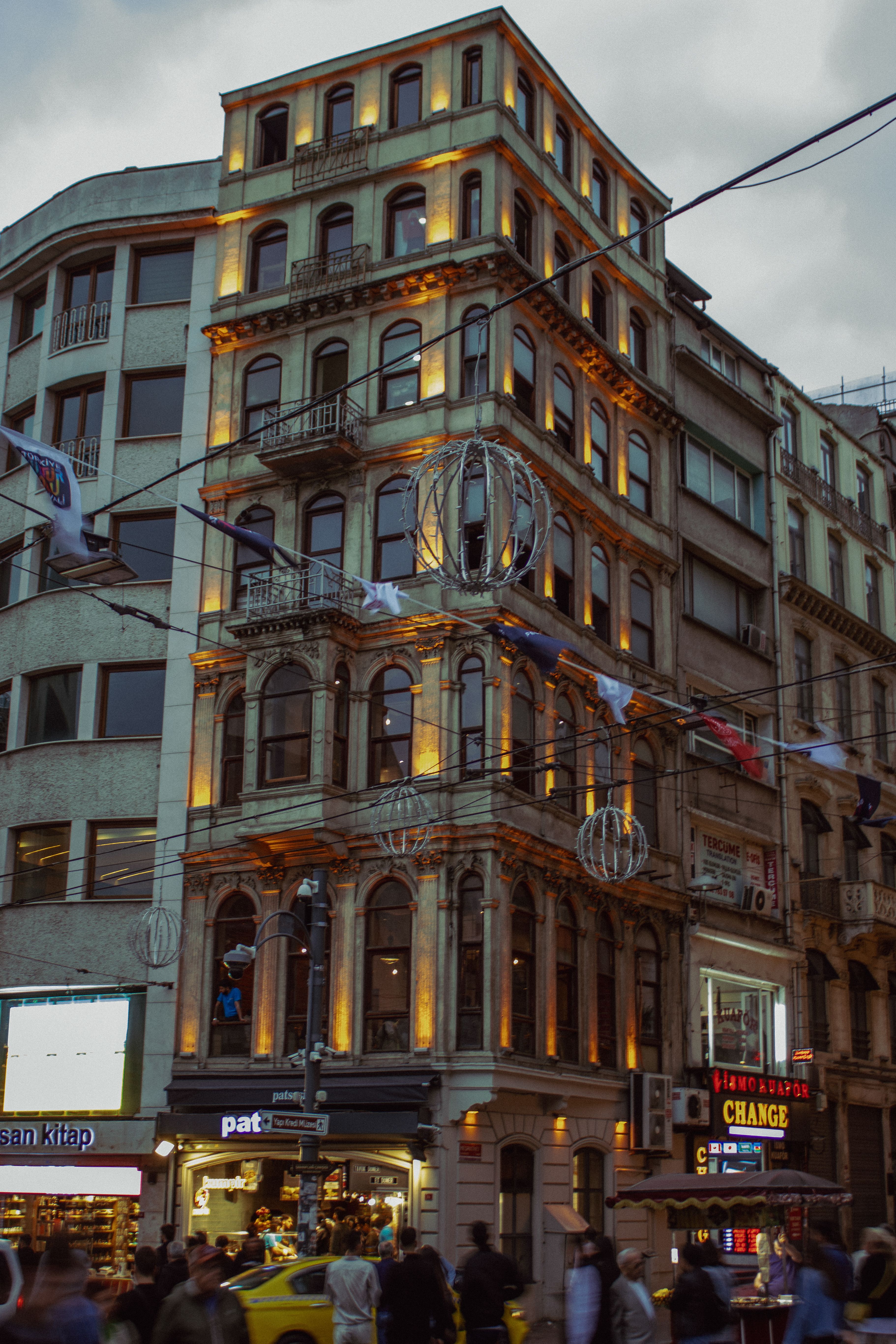 Evening Street Scene with Historic Building · Free Stock Photo