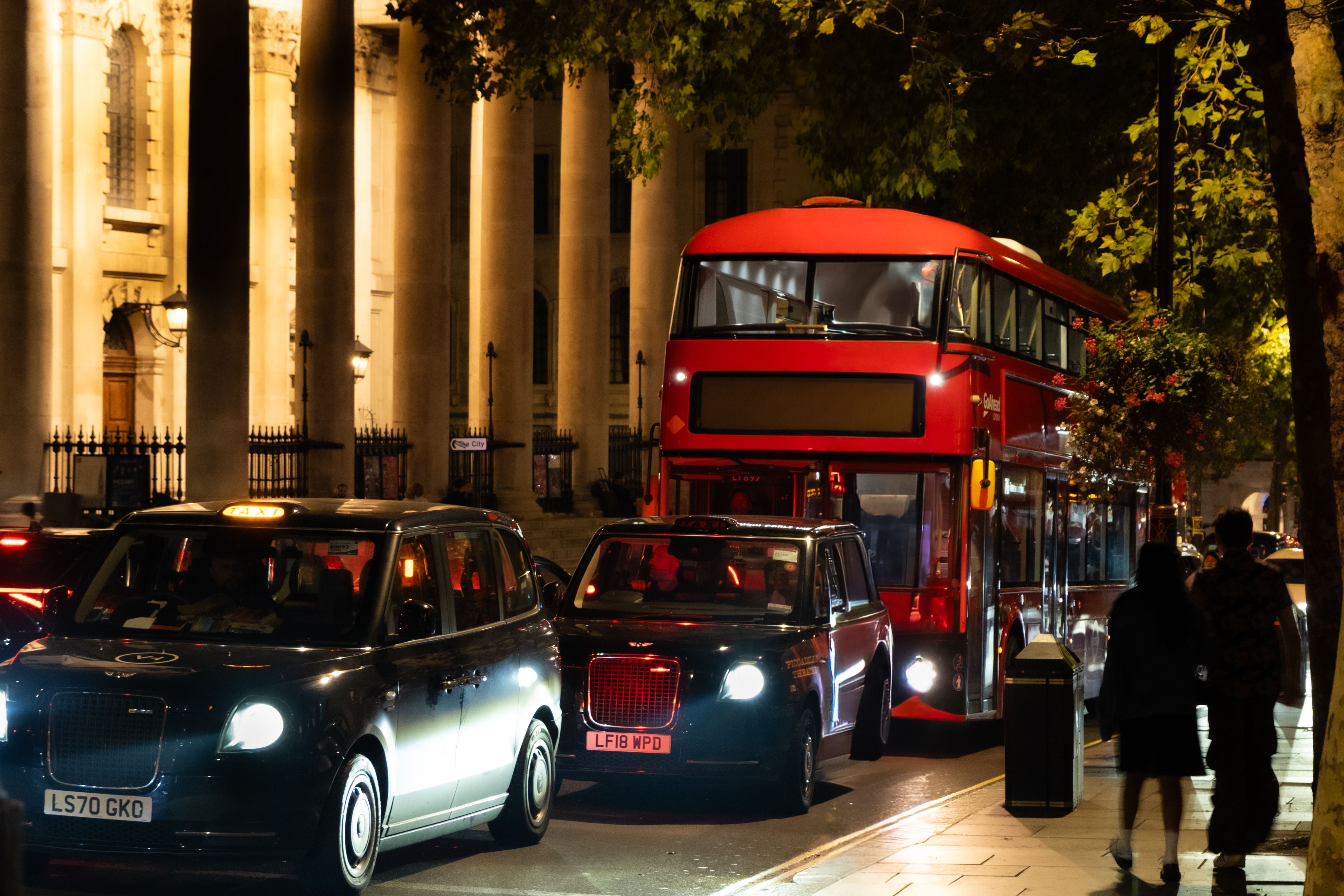 Iconic London Scene with Red Bus and Black Cabs at Night · Free Stock Photo