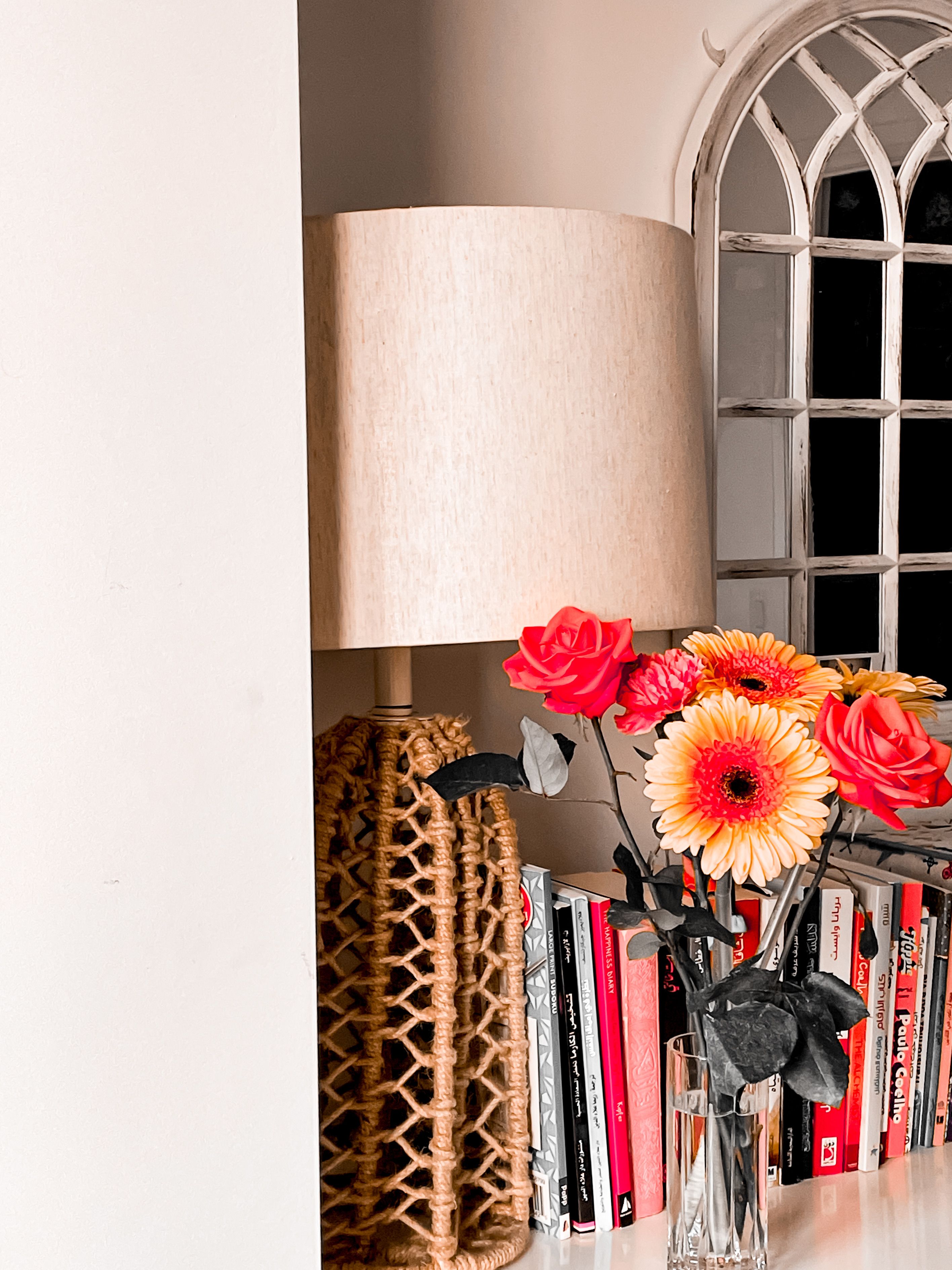 Lámpara Vintage Y Arreglo Floral En Estantería · Foto de stock gratuita