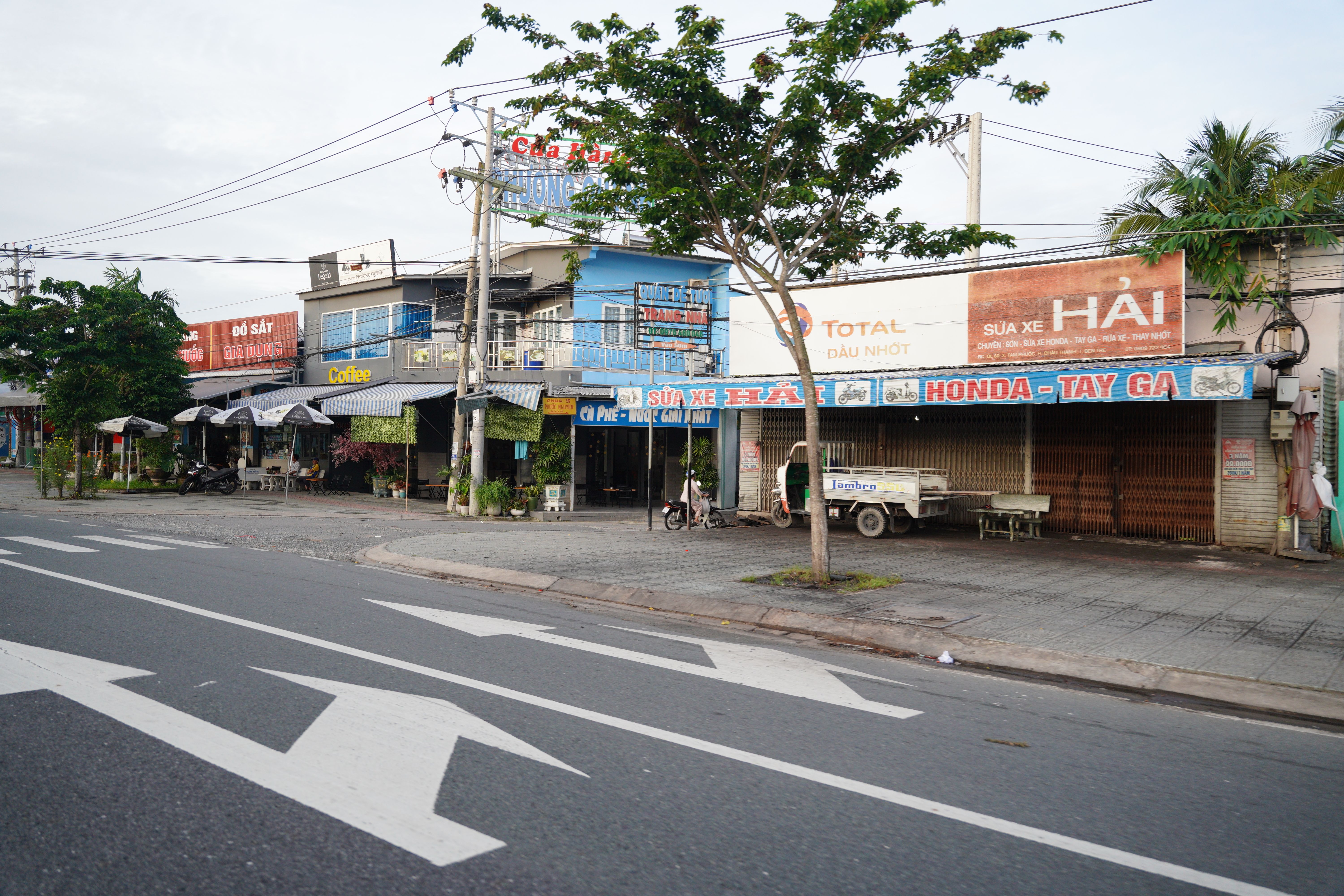 Street View of Vietnamese Shops and Buildings · Free Stock Photo