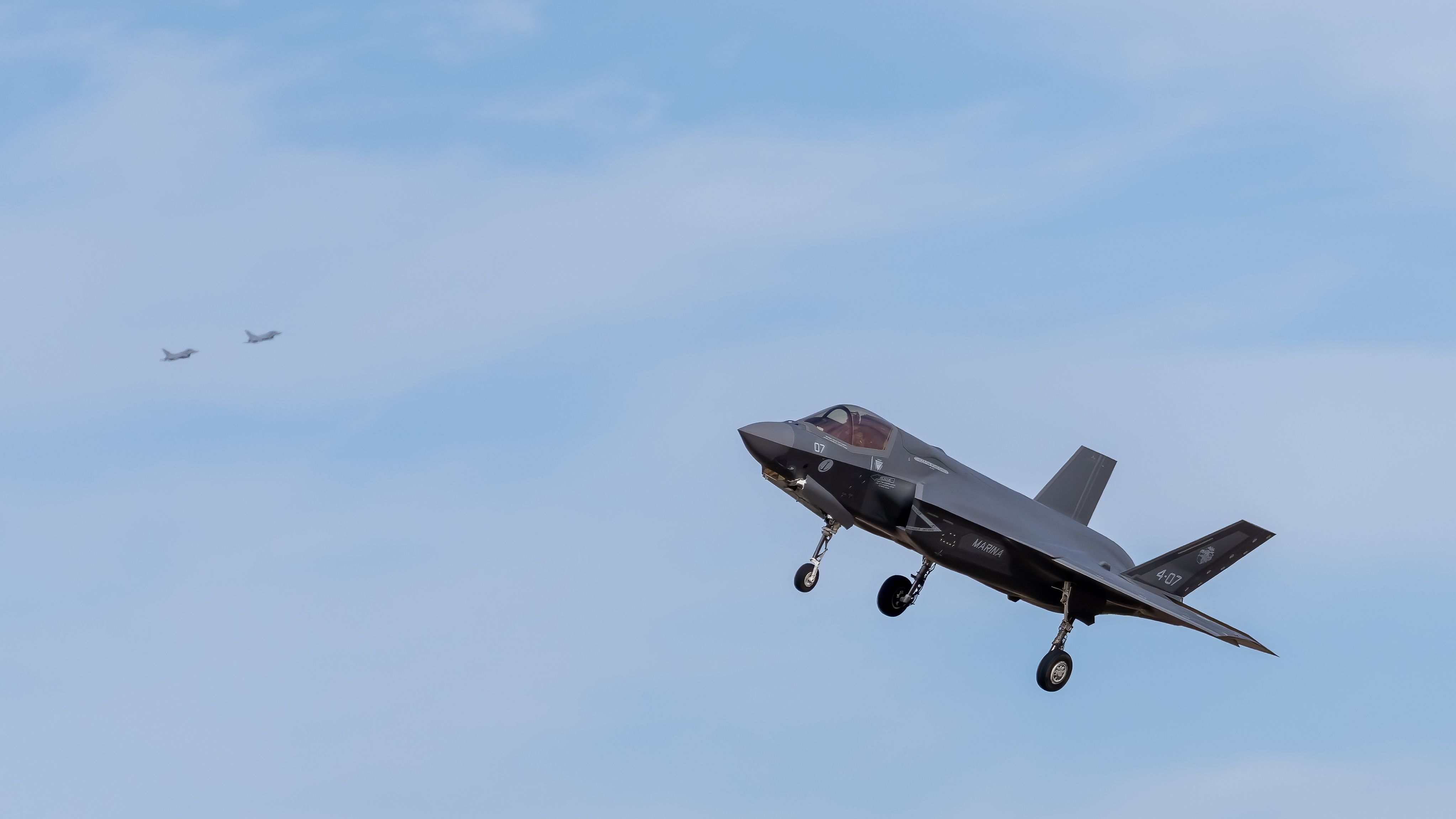F-35 Lightning II Jet in Clear Skies · Free Stock Photo