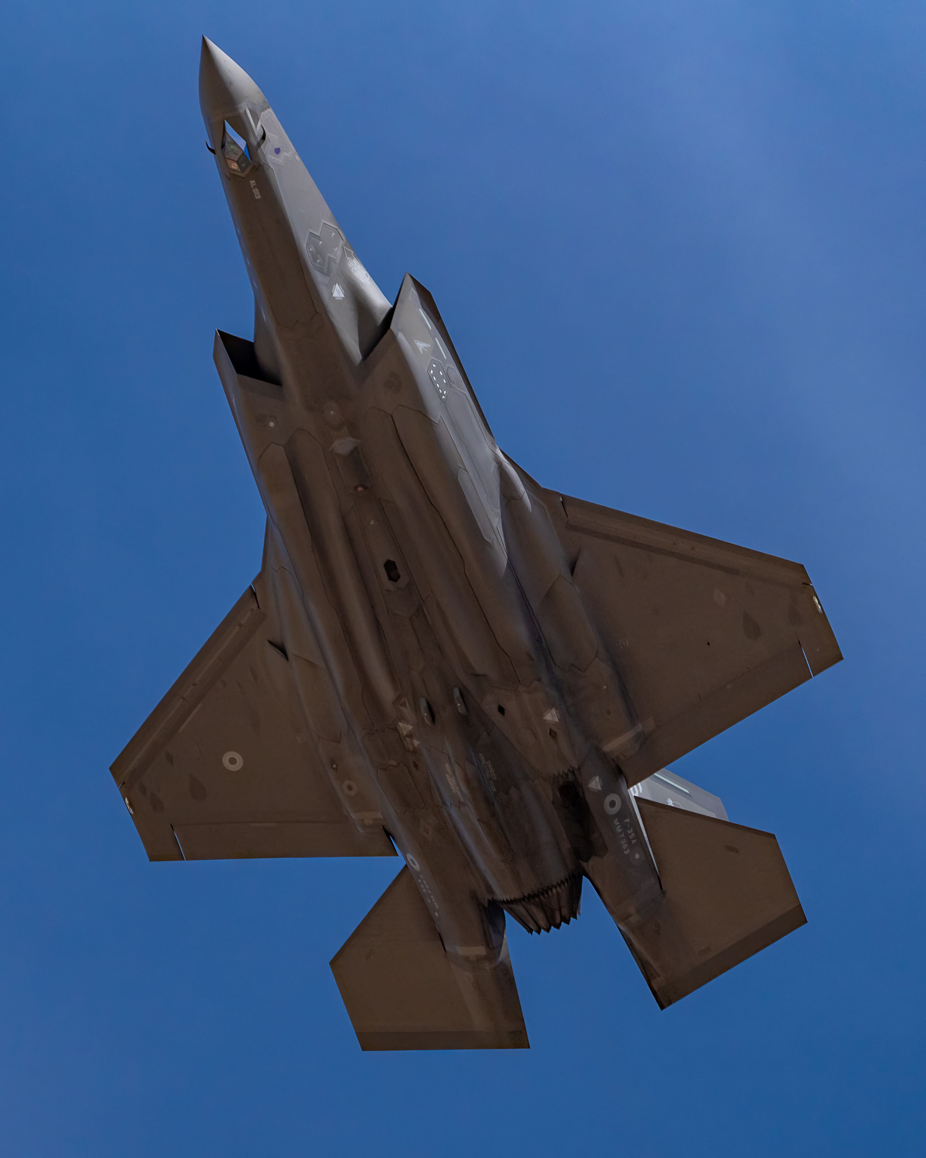 Gray Jet Flying Through the Sky during Daytime · Free Stock Photo