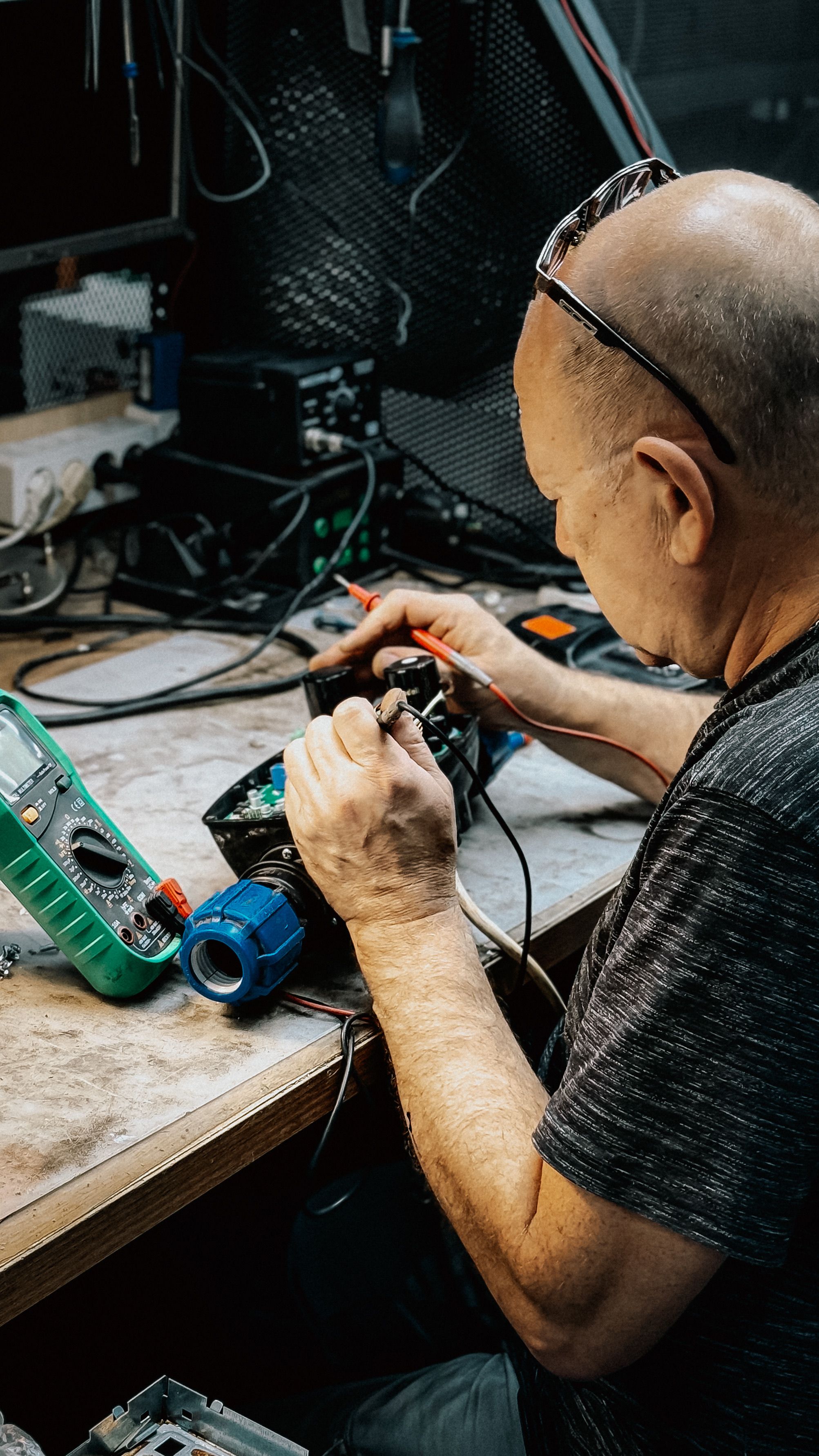 Technicien Supérieur En Réparation D'appareils électroniques · Photo ...