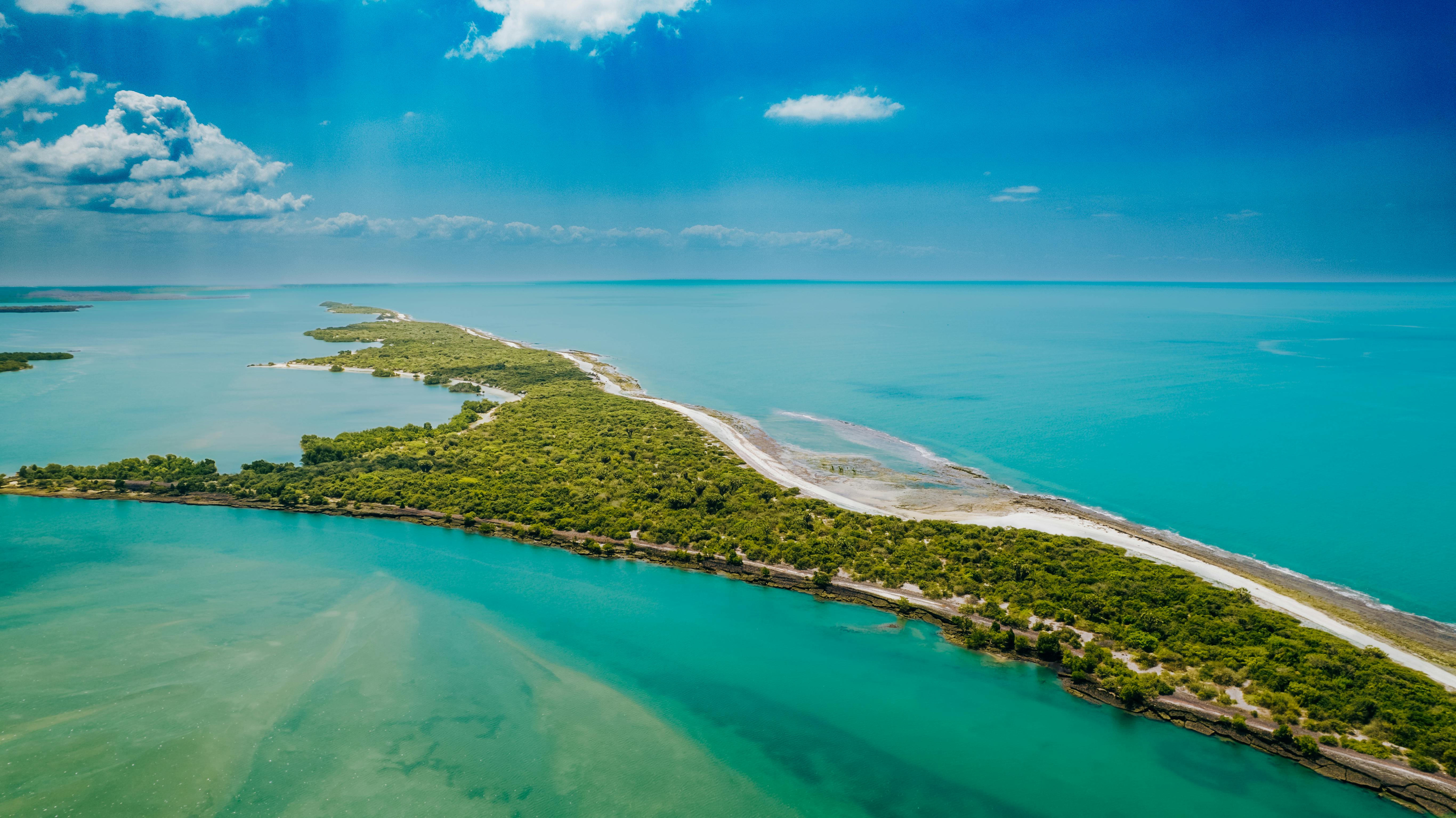 Vista Aérea De La Isla Costera Y El Mar Azul · Foto de stock gratuita
