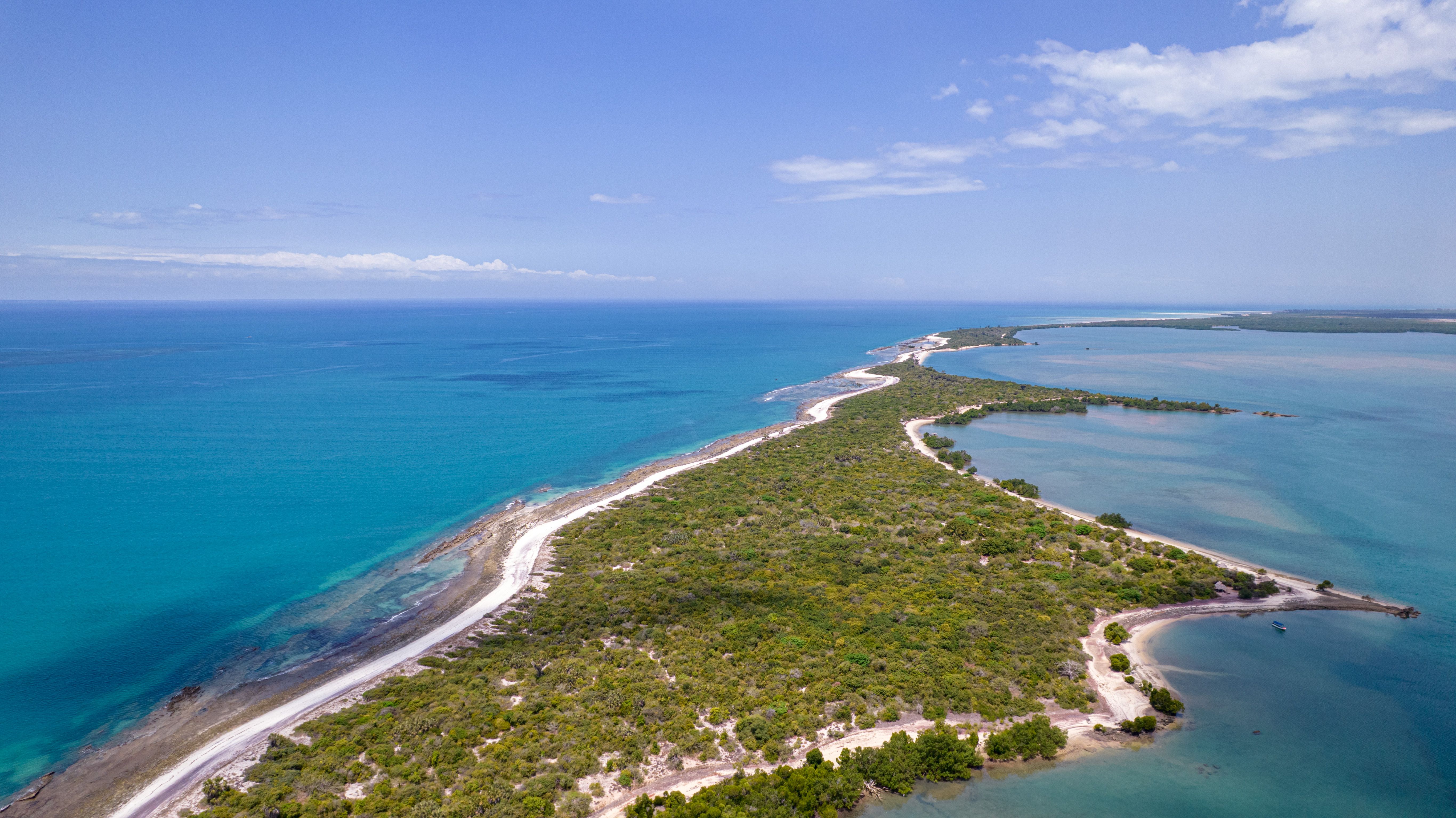 Vista Aérea De La Isla Costera Y El Mar Azul · Foto de stock gratuita