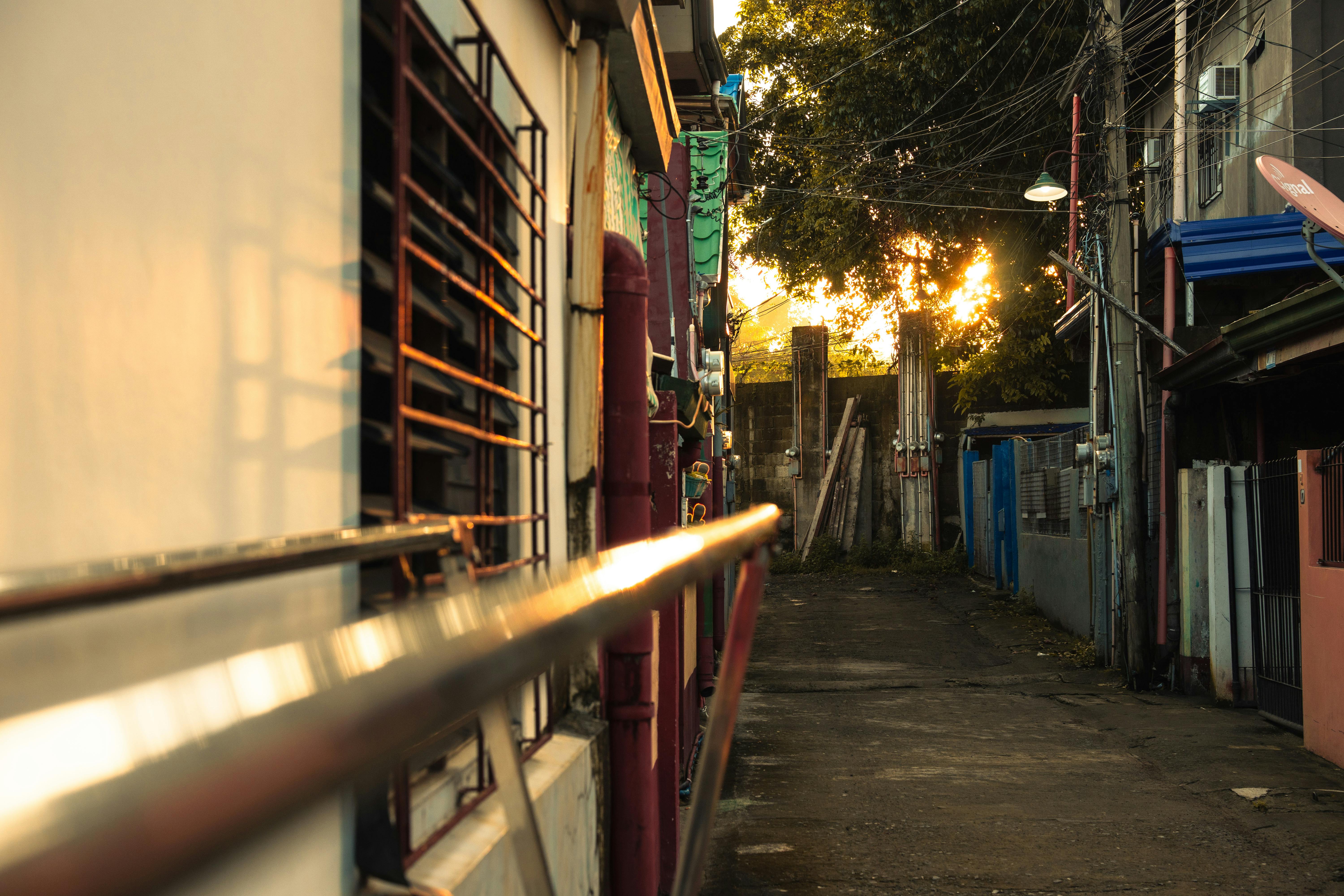 有关@户外, 人行道, 光與影, 冷靜, 反射, 后巷, 和平的, 城市, 城市景观, 外觀, 安靜, 家, 寧靜, 居住區, 巷弄, 建築 ...