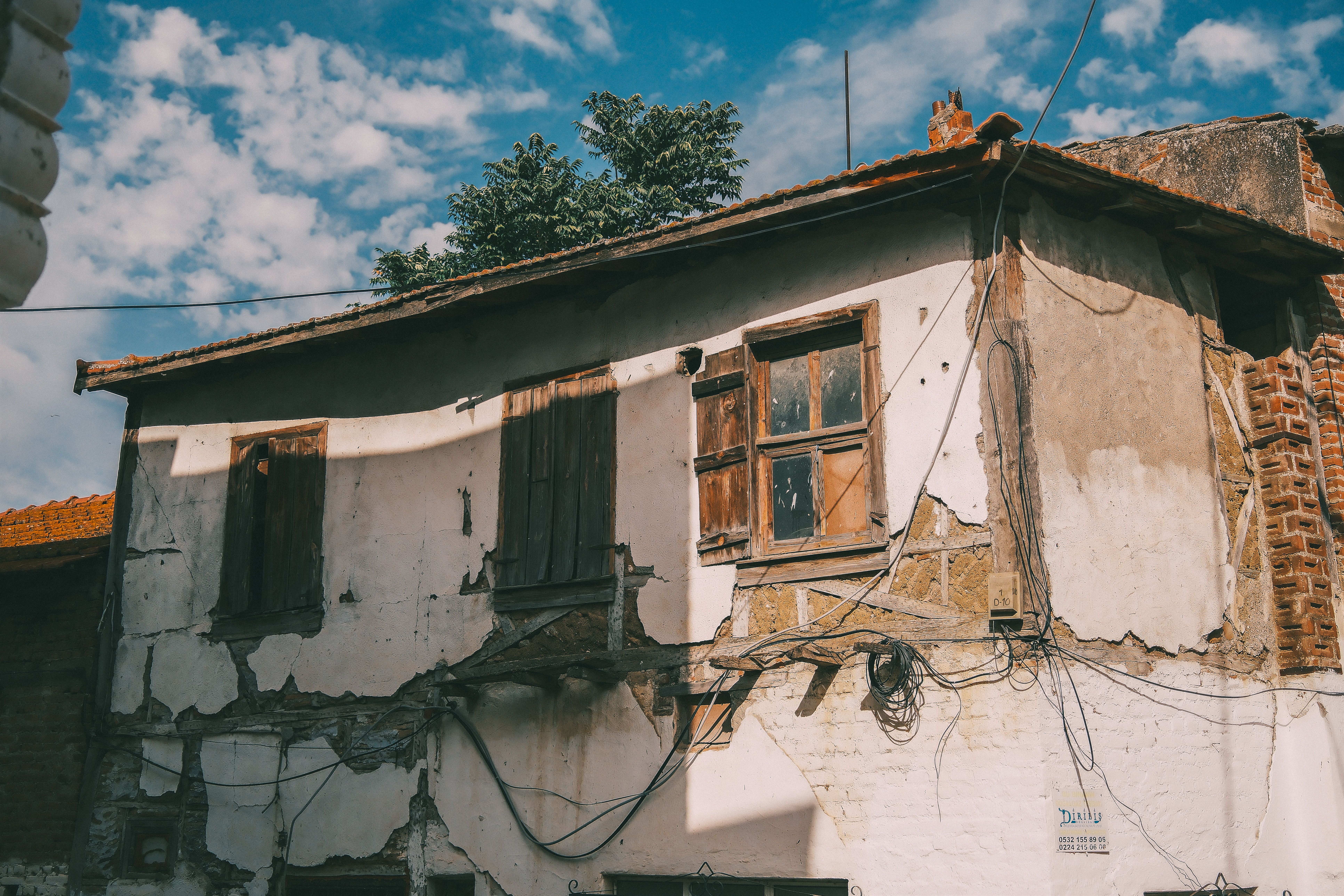Aged Abandoned House with Rustic Charm · Free Stock Photo
