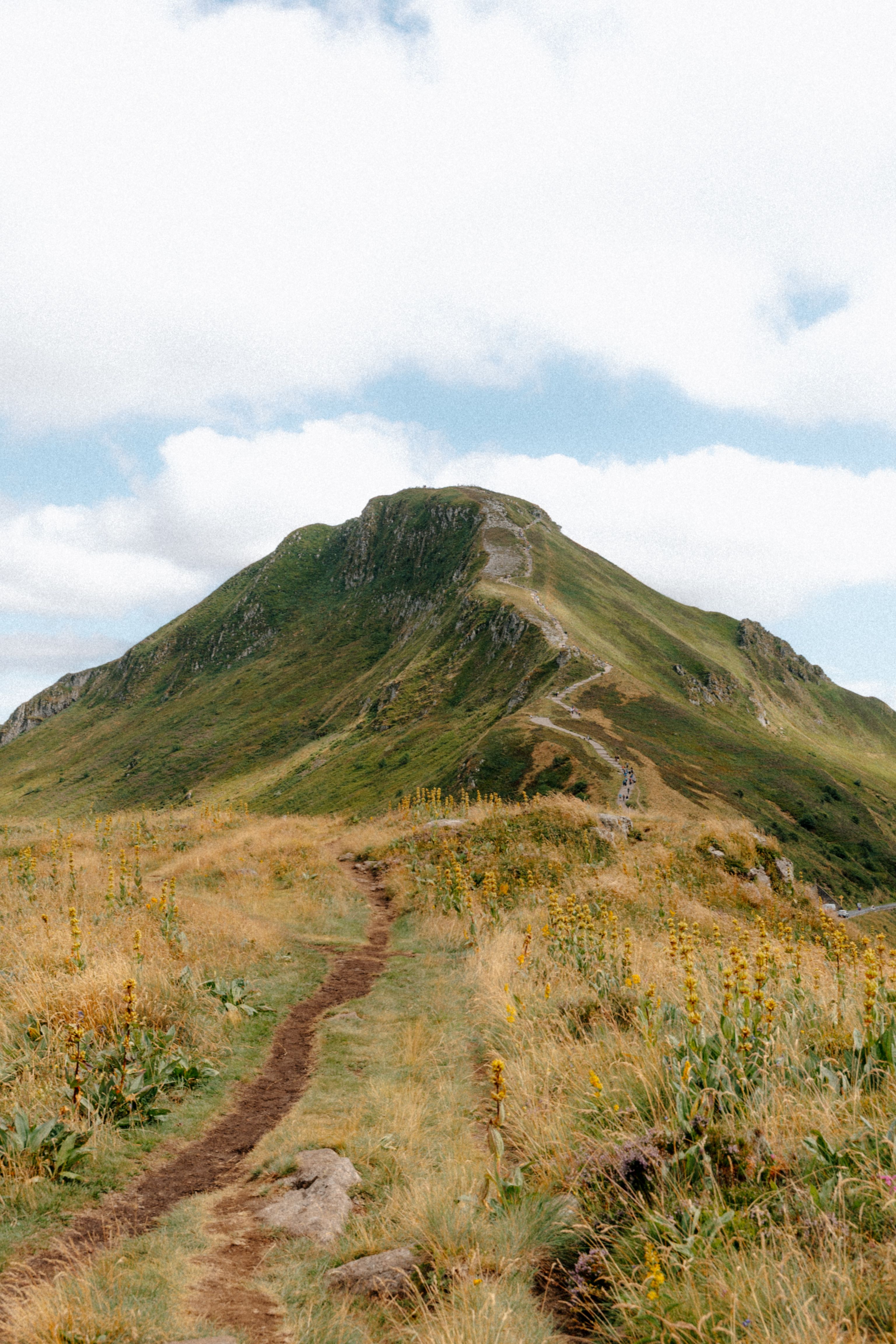 Scenic Mountain Trail in Auvergne-Rhône-Alpes · Free Stock Photo